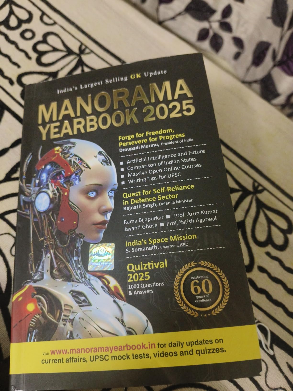 Manorama Yearbook 2025 ( English Edition ) : Malayala Manorama: Amazon ...