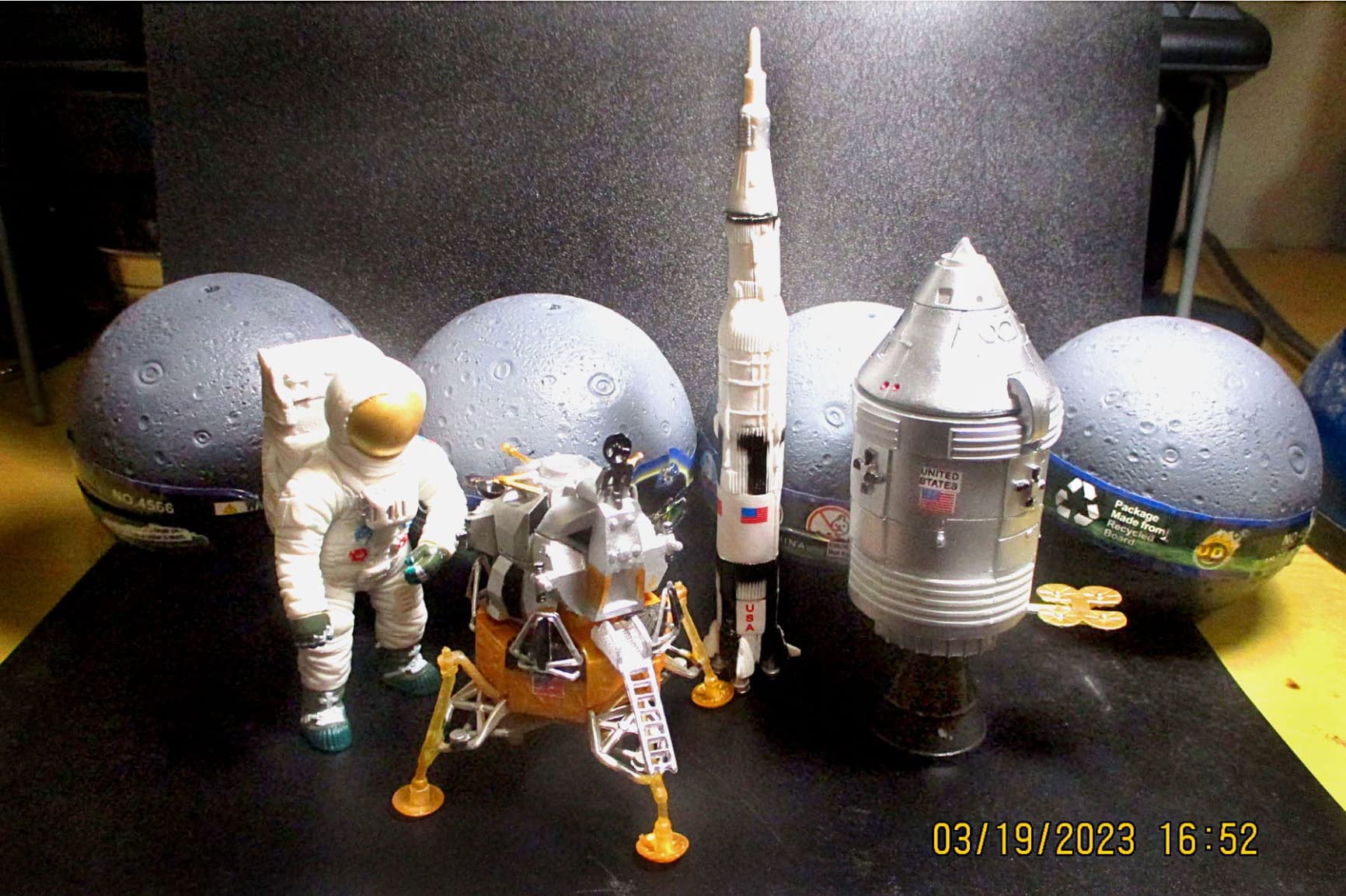 Amazon.com: Vokodo Space Toys Station Building Kit in 4 Moon Capsules ...