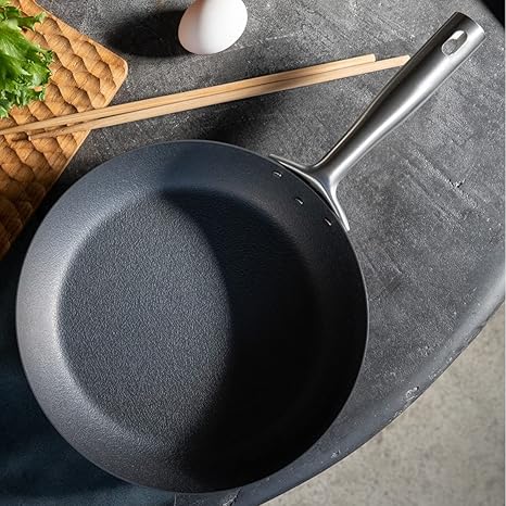 Amazon｜アーネスト 【日本製】 燕三条 鉄 フライパン 24cm IH対応 鉄製なのにくっつきにくい 焦げ付きにくい (ファイバーライン) 熱が伝わりやすい サビにくい 深型 軽量 大手 ...