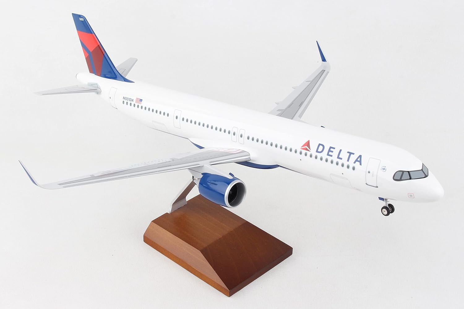 Amazon.com: Skymarks Daron Delta A321neo 1/100 w/Wood & Gear : Arts ...