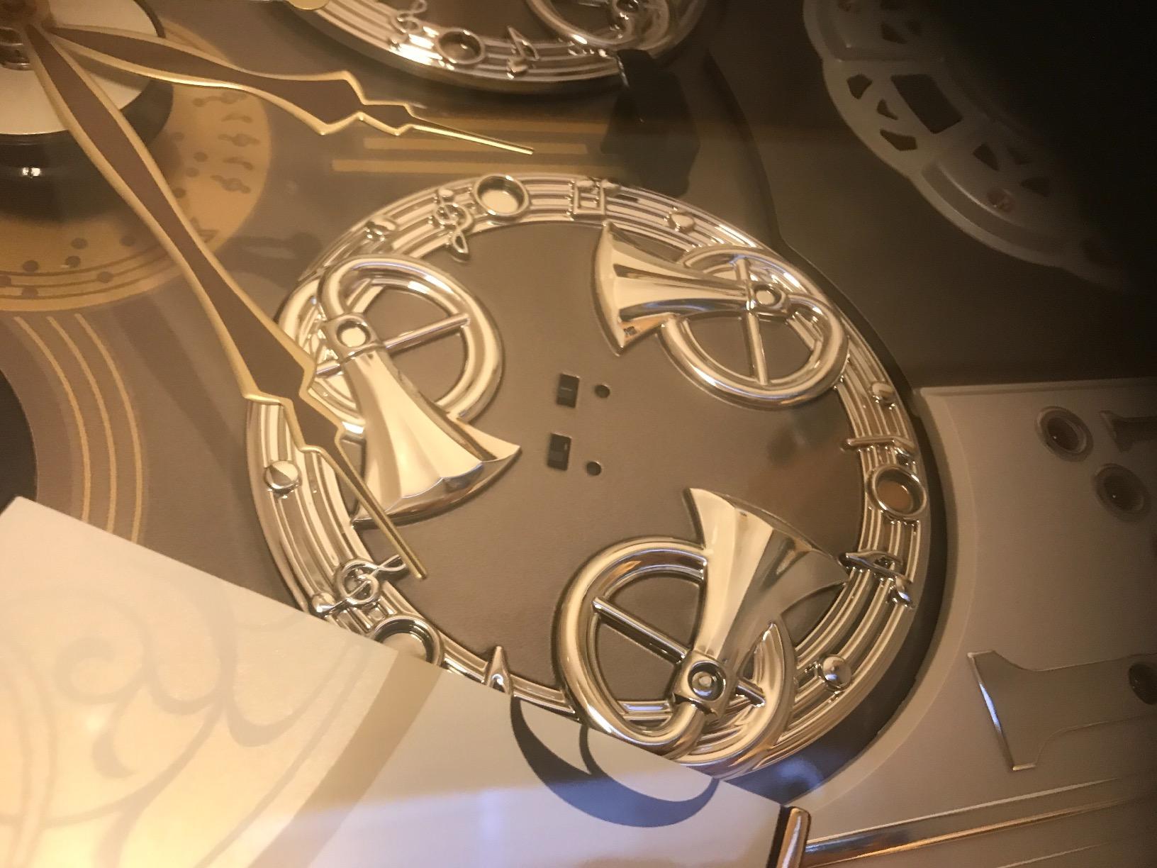 Amazon.co.jp: セイコー クロック 掛け時計 電波 アナログ からくり 6曲 メロディ 回転飾り 白 パール RE570W ...