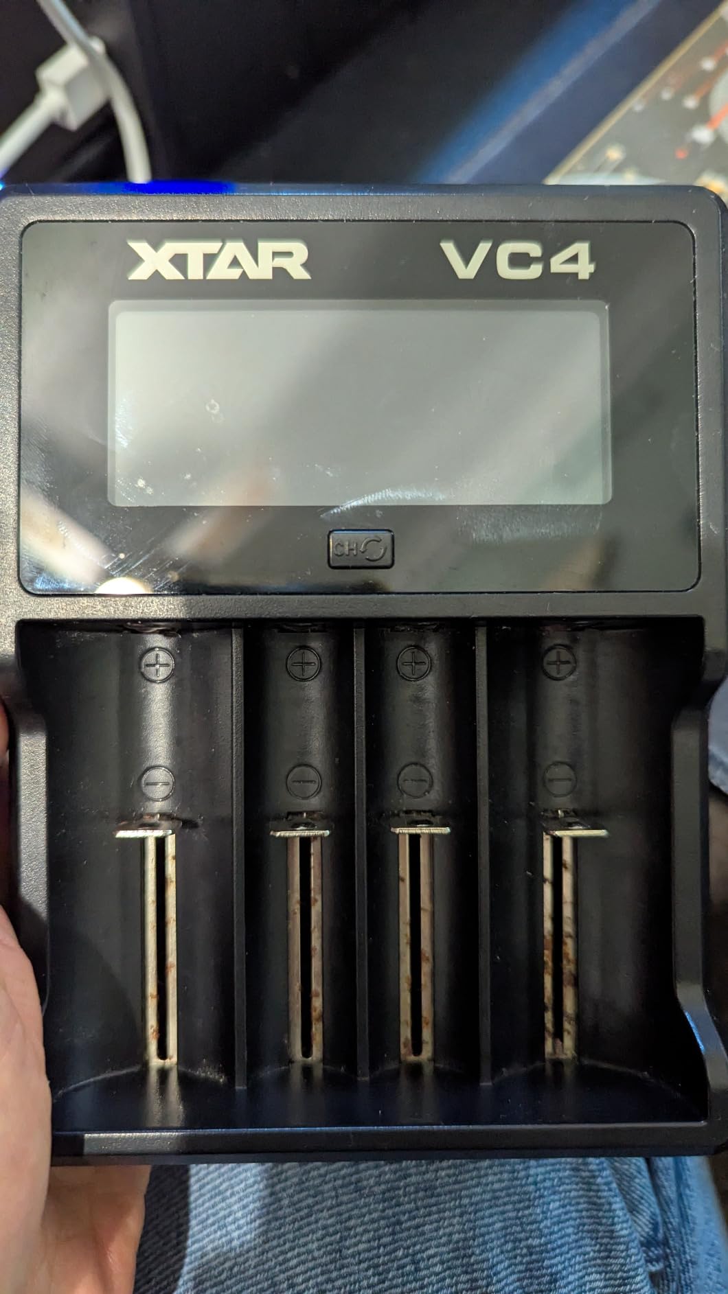 XTAR VC4 LCD 4 Bay Universal 18650 Battery Charger for 3.7V Li-ion Rechargeable Battery 18650 ...