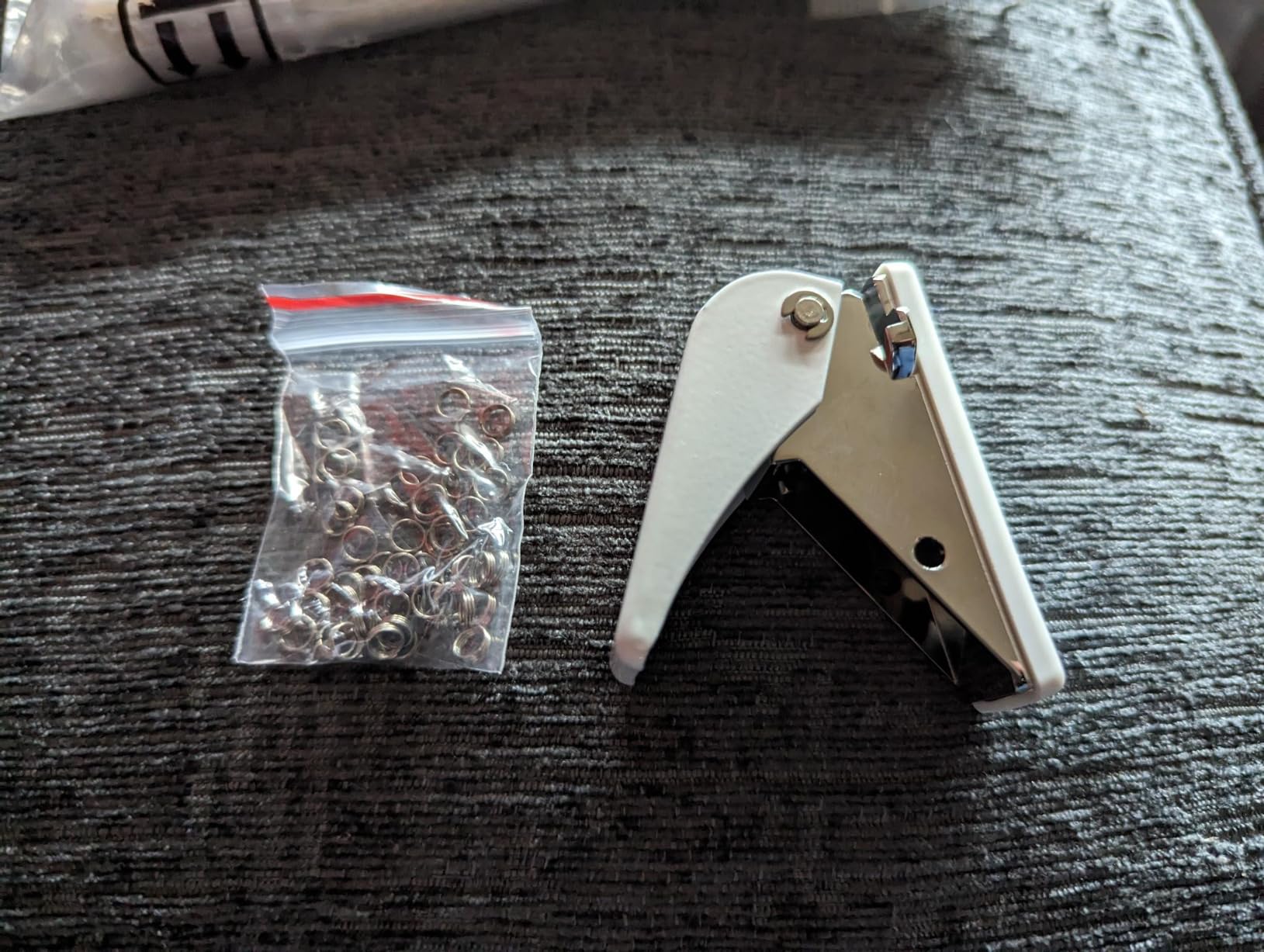 TIANNAIT 1 Piece Hole Punch with 50 Pieces O-Rings Portable Dart Hole ...