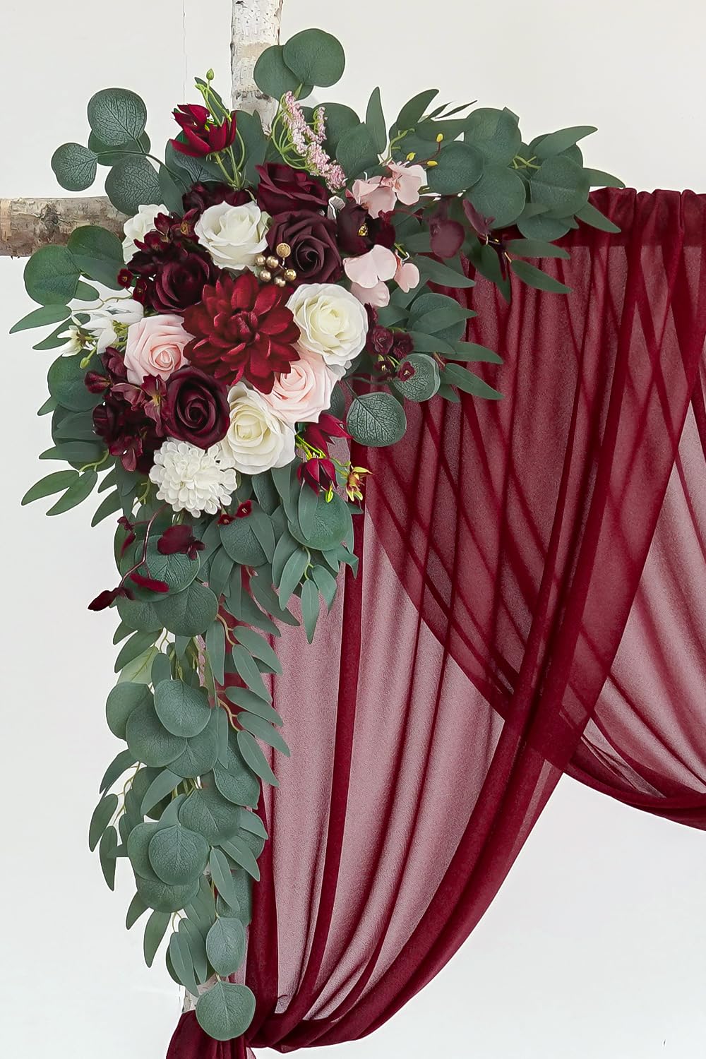 Mesa Principal De Boda Con Flores Color Burdeos Y Blanco Los Detalles