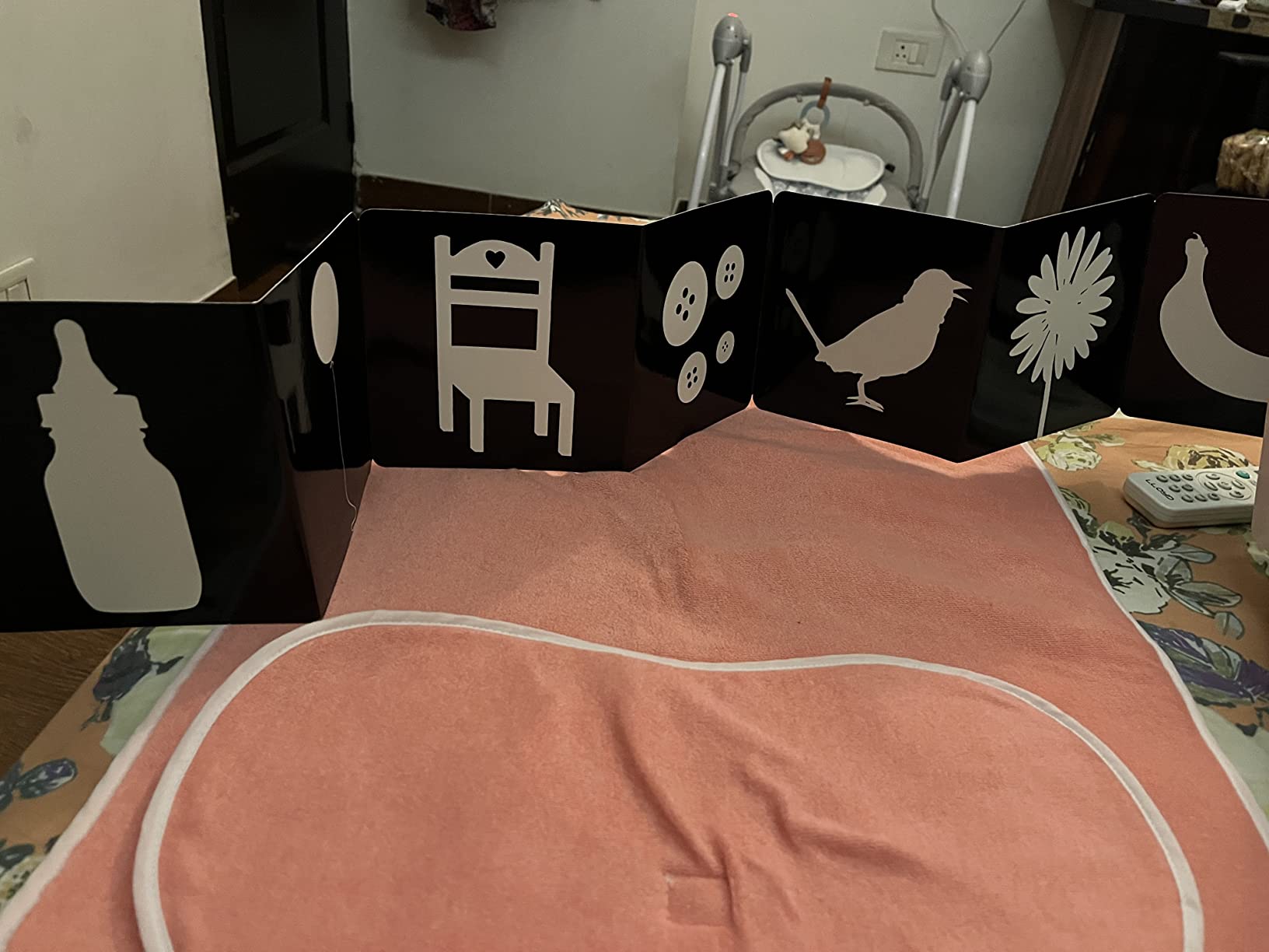 Black & White Board Book : Hoban, Tana, Hoban, Tana: Amazon.in: Books