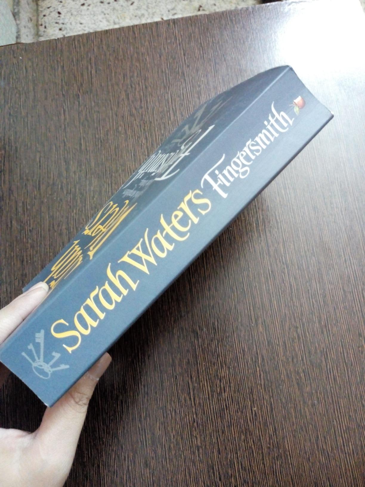 Buy FINGERSMITH (REISSUE): A BBC 2 Between the Covers Book Club Pick ...
