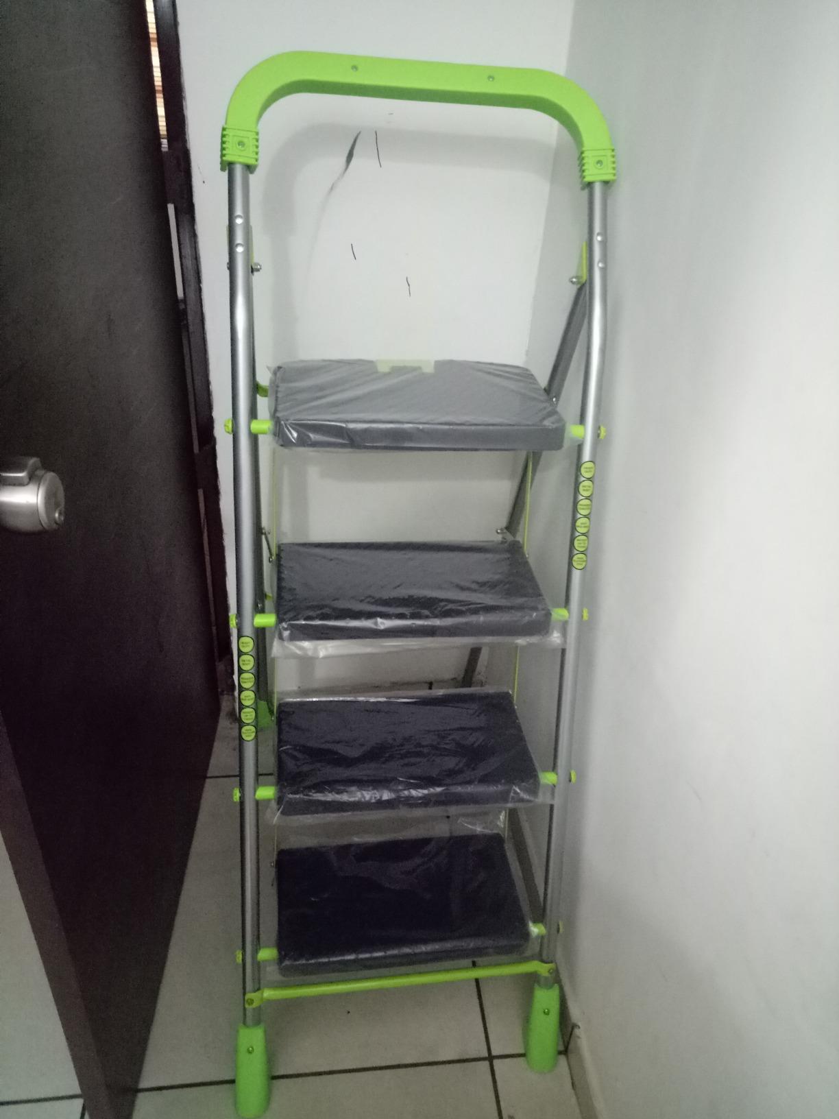 FLIPZON Foldable Step Ladder, Safety-Clutch Lock, Ribbed Steps, Knee ...