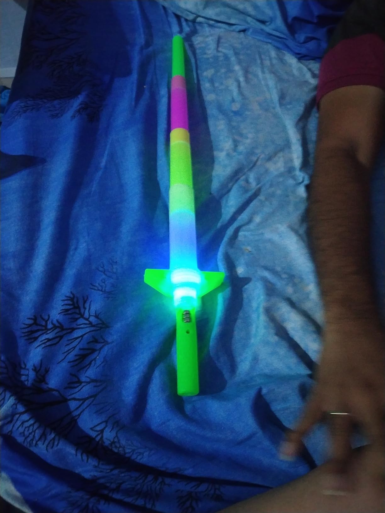 uneeke shape Glowing Sword, Flashing Expandable Laser Lightsaber ...