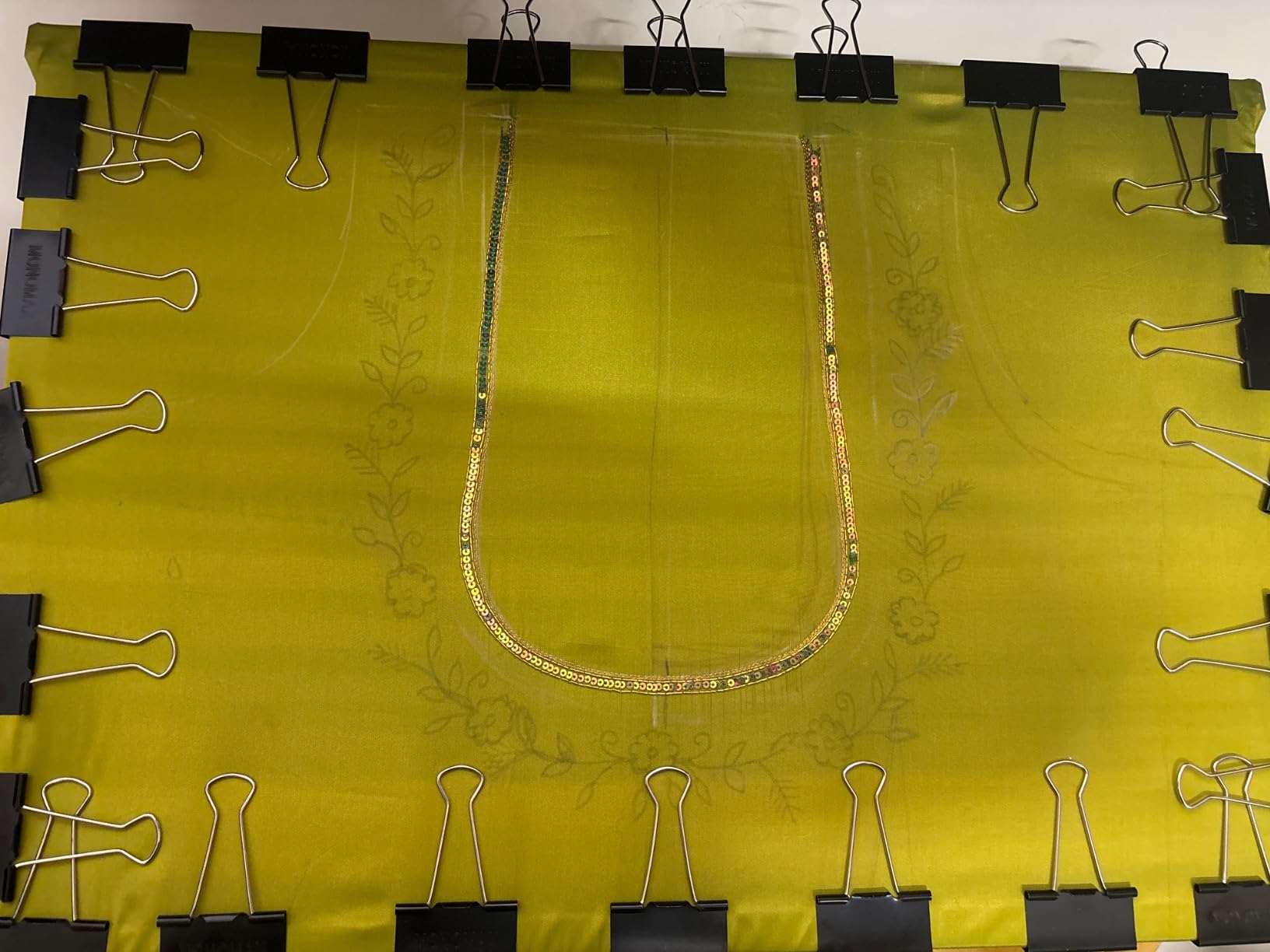 Prabhas Designs Frameless Aari Stand 24 X 18 Inches with 24 Clips ...