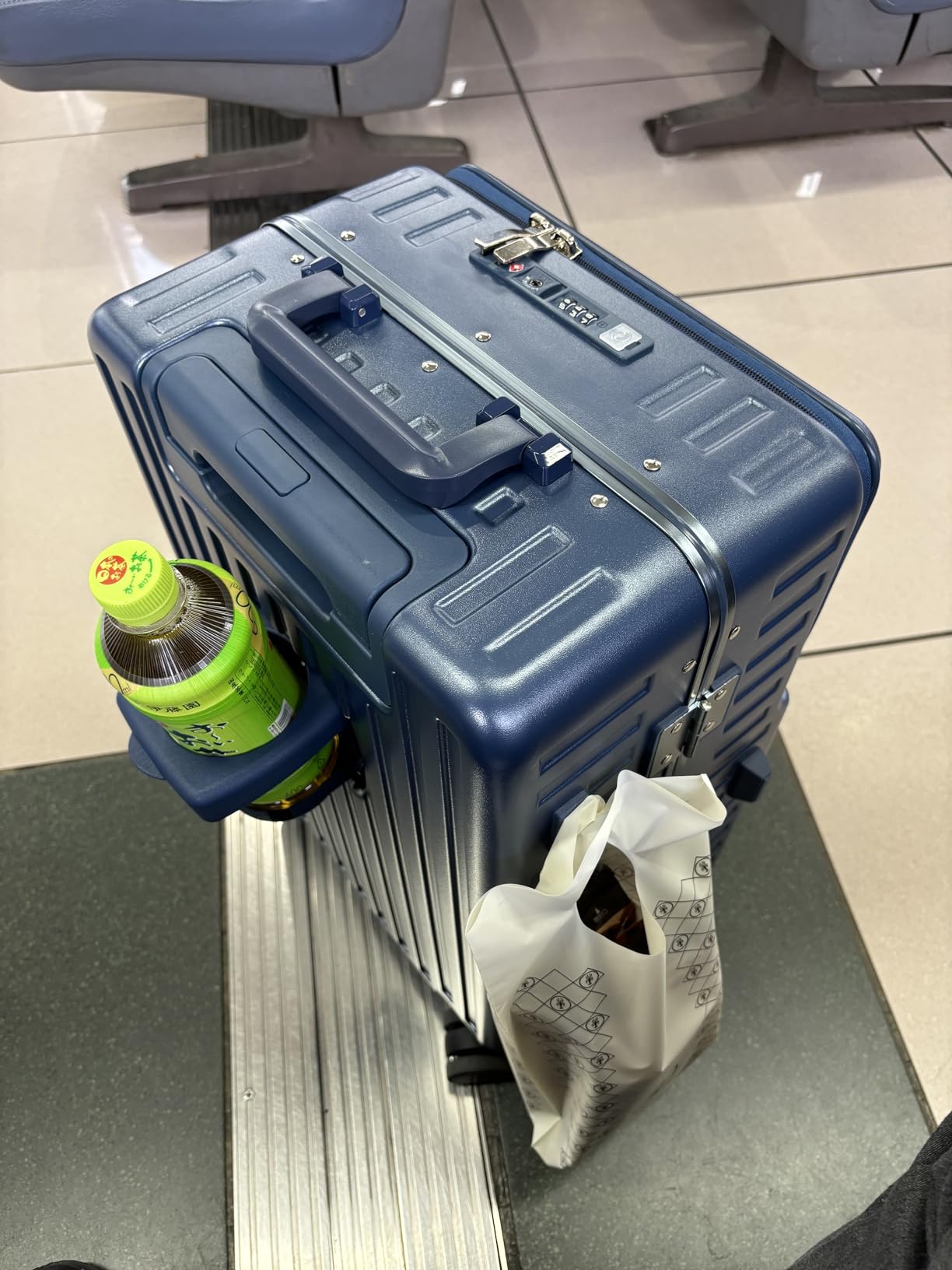 Amazon.co.jp: [Redamancy] スーツケース 機内持ち込み usbポート付き キャリーケース カップホルダー付き パソコン収納ポケット 多機能 アルミフレームタイプ TSA ...