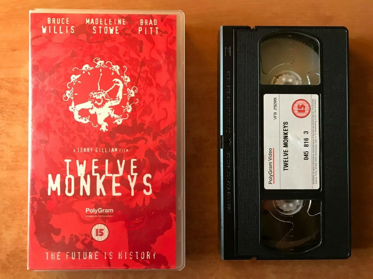 Amazon.com: Twelve Monkeys [VHS] : Bruce Willis, Madeleine Stowe, Brad ...