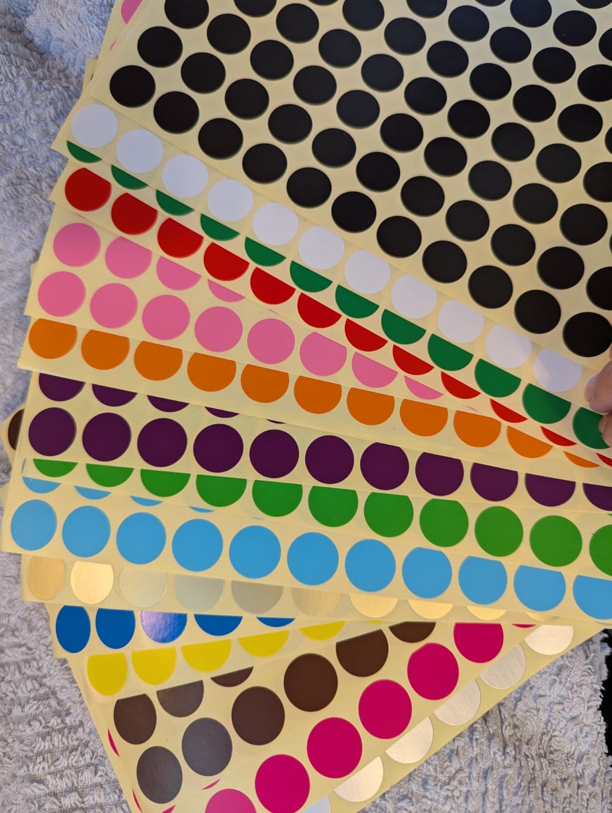 Amazon | 【遊んで学べる知育シール】 HapiChil モンテッソーリ台紙 30種類セット 保育士監修 知育 シール貼り & ぬり絵 丸シール16mmセット （15カラー × 96個 ...