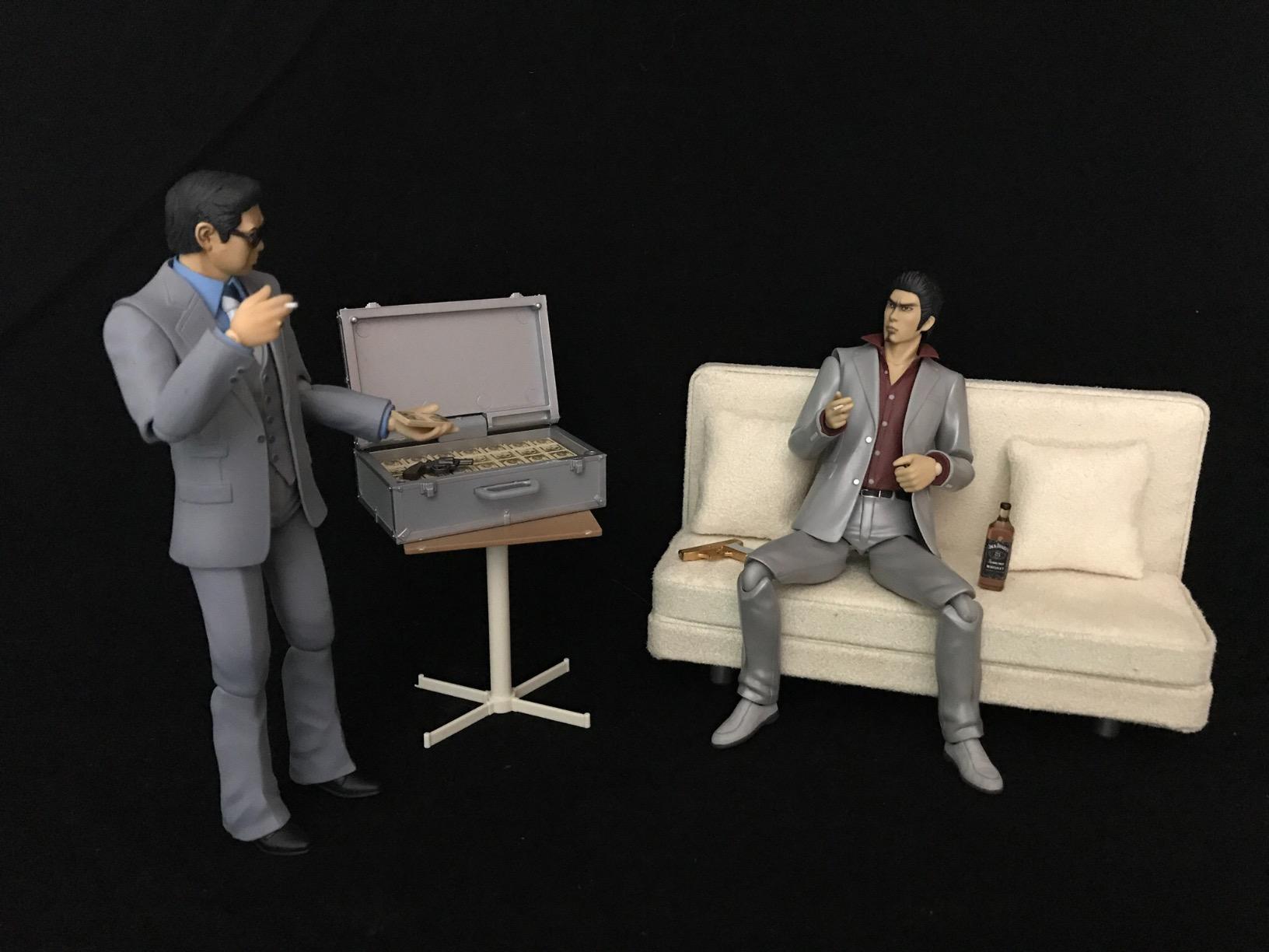 Amazon.com: Max Factory Yakuza: Kazuma Kiryu Figma Action Figure : Toys ...