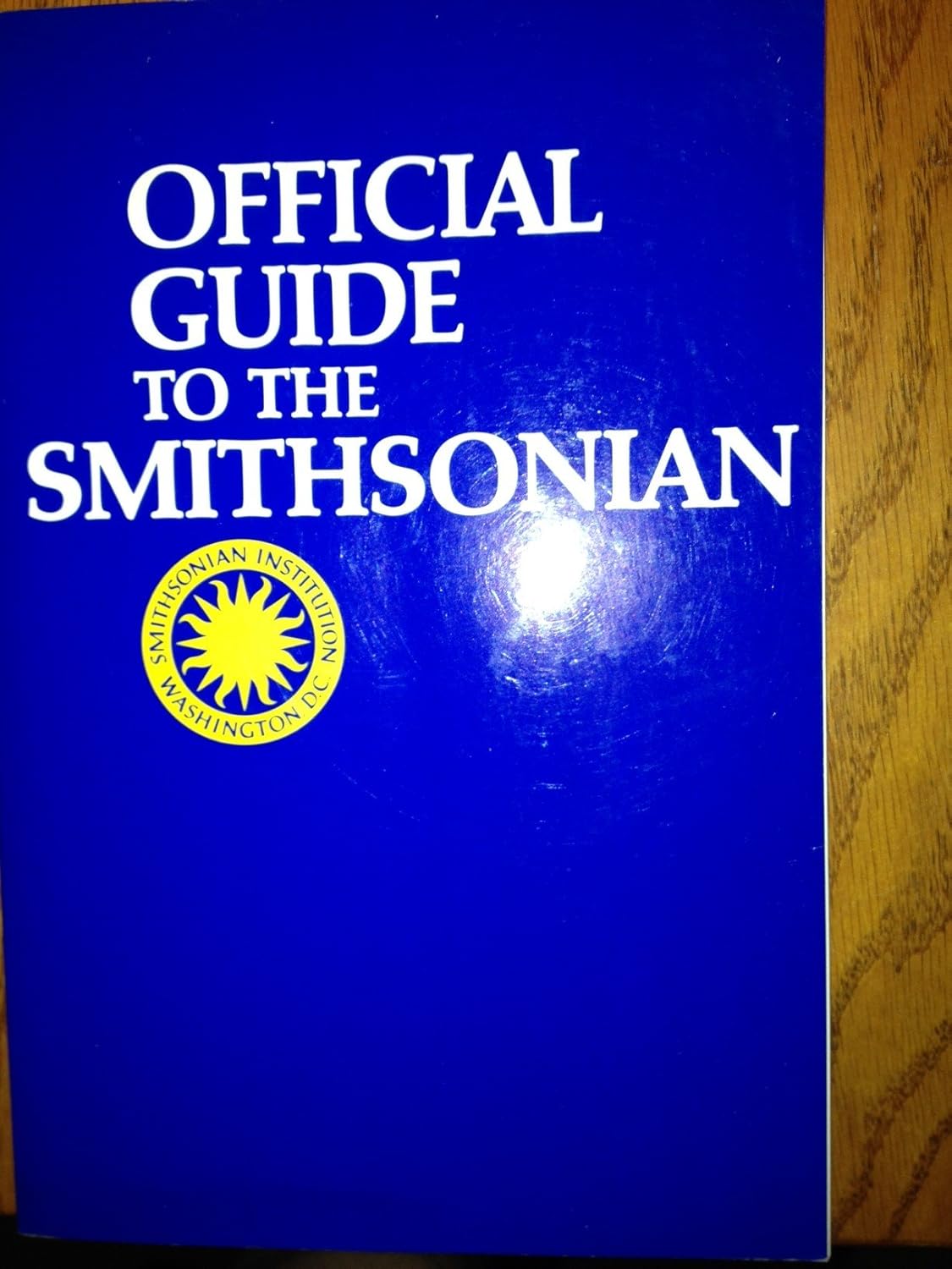 Official guide to the Smithsonian: Smithsonian Institution: Amazon.com ...
