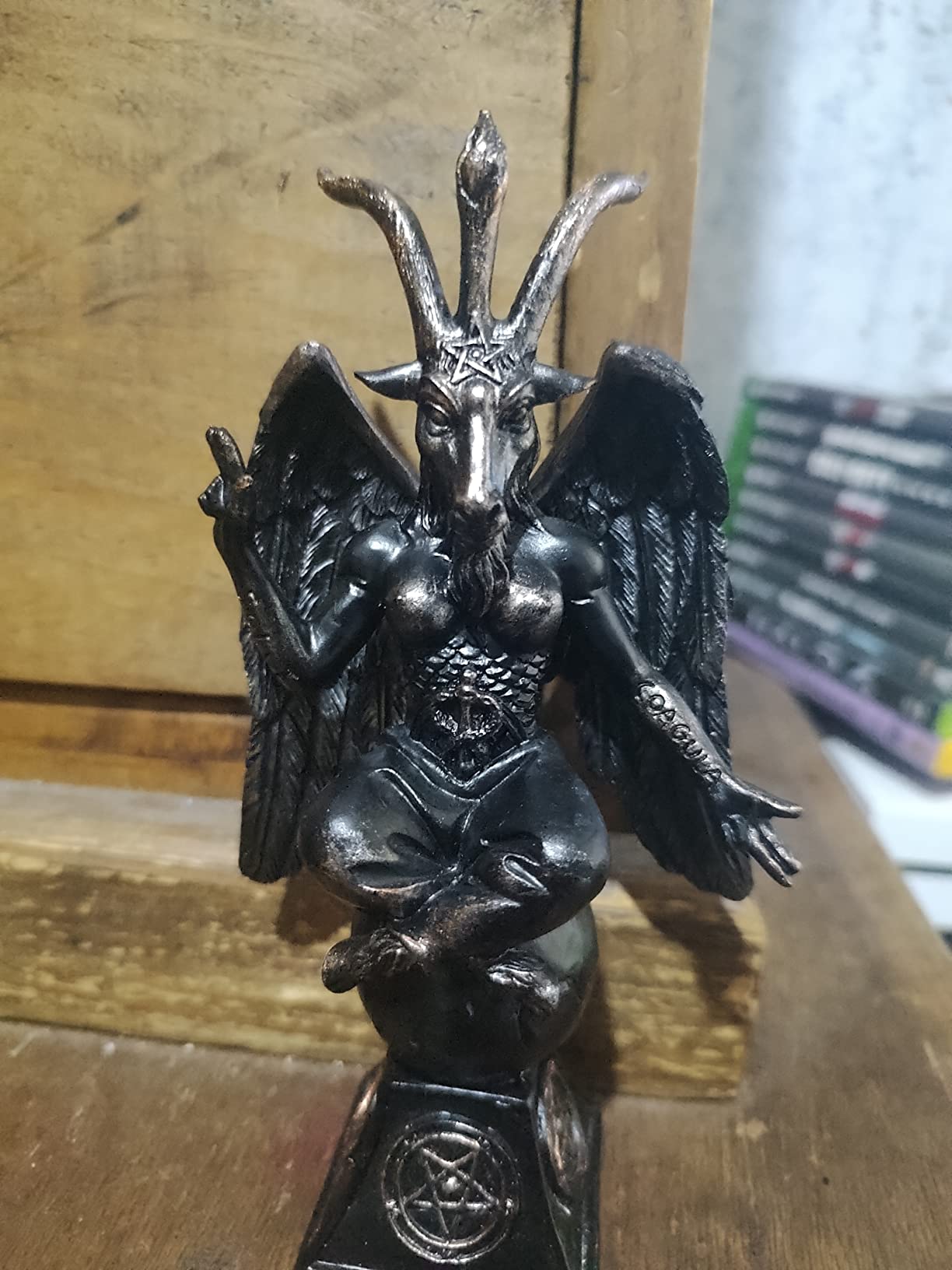 Ebros Gift - Estatua de resina de Satanás, figura de la Iglesia de ...