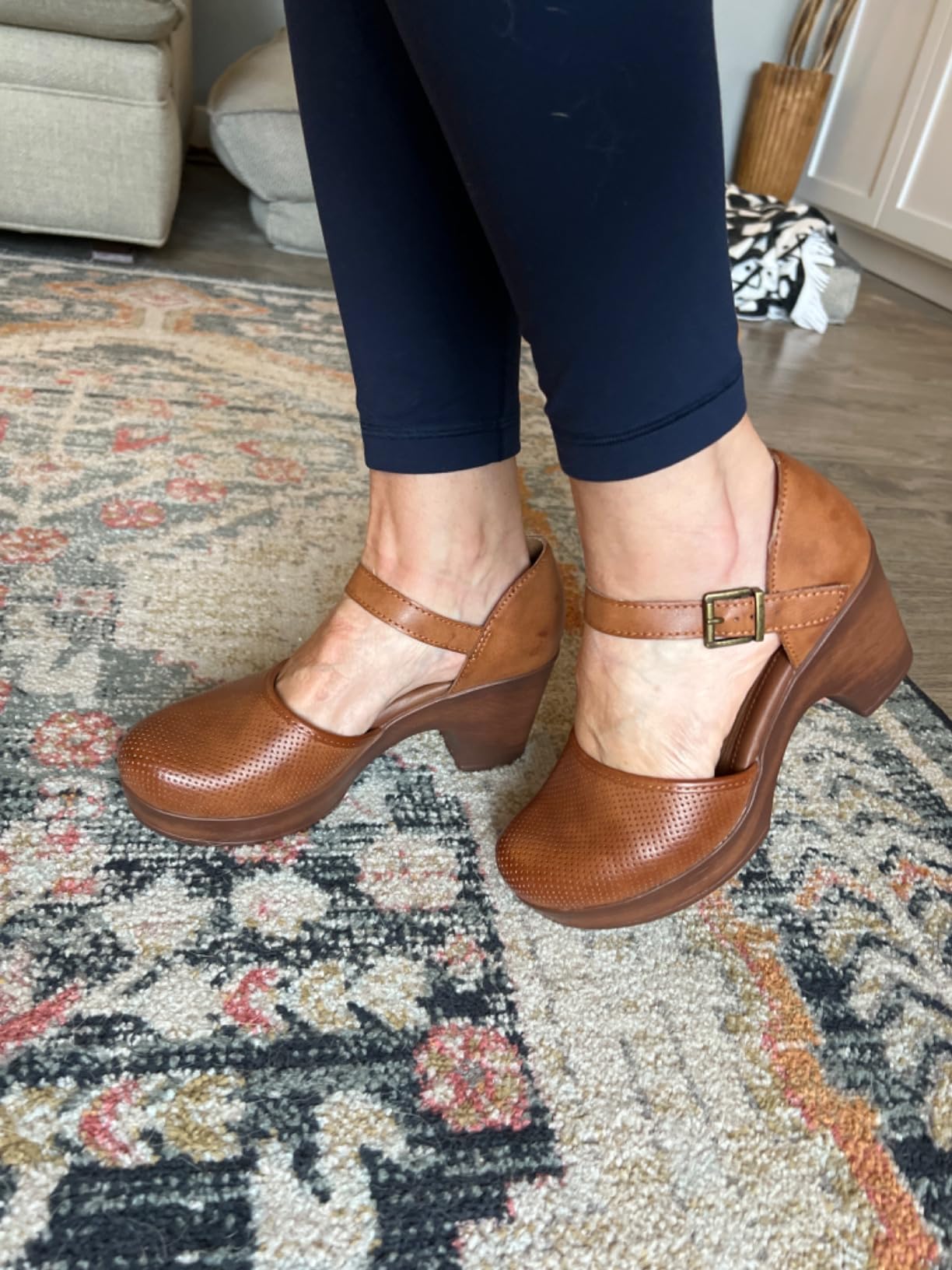 Amazon.com | b.o.c. Women's, Gia Clog | Mules & Clogs