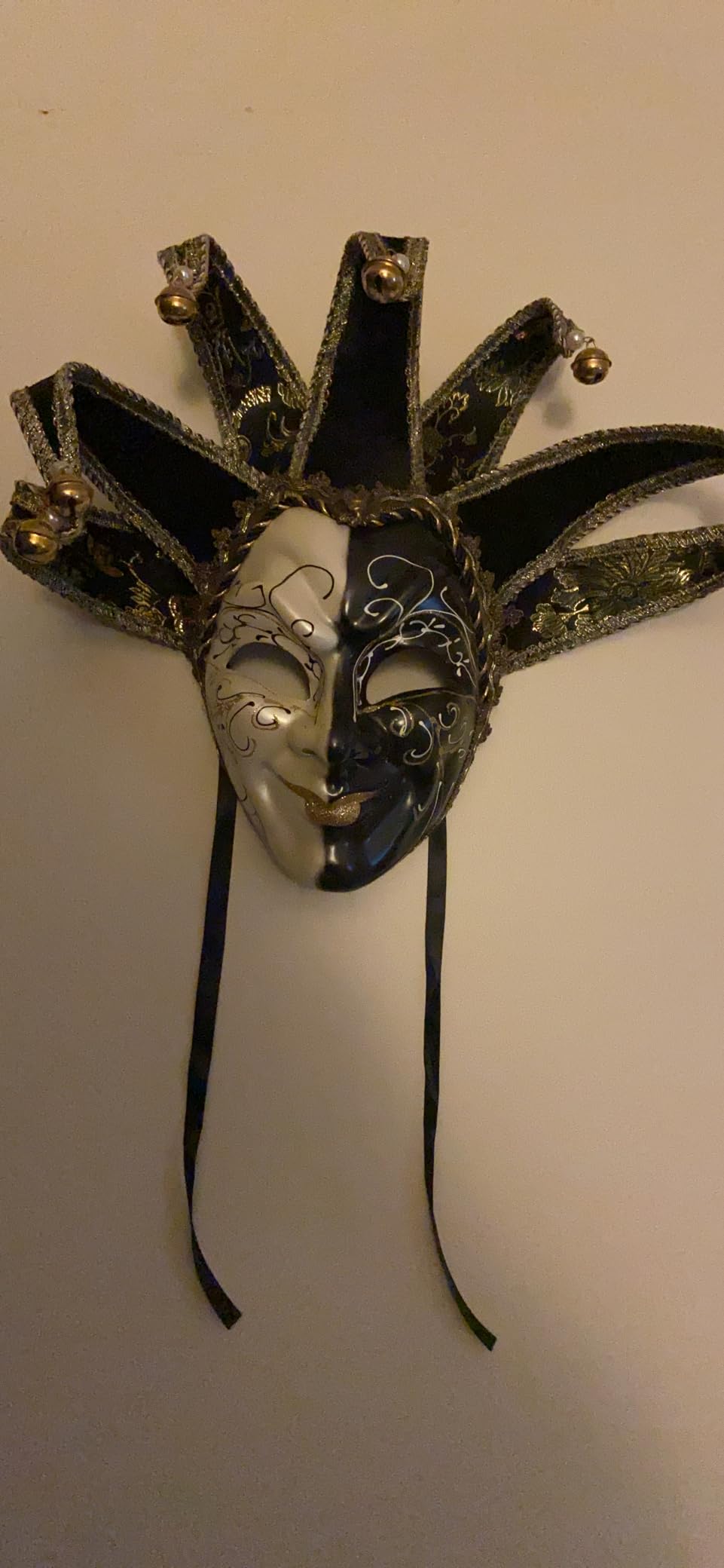 Amazon.com: YU FENG New Orleans Mardi Gras Black White Bell Mask Jester ...