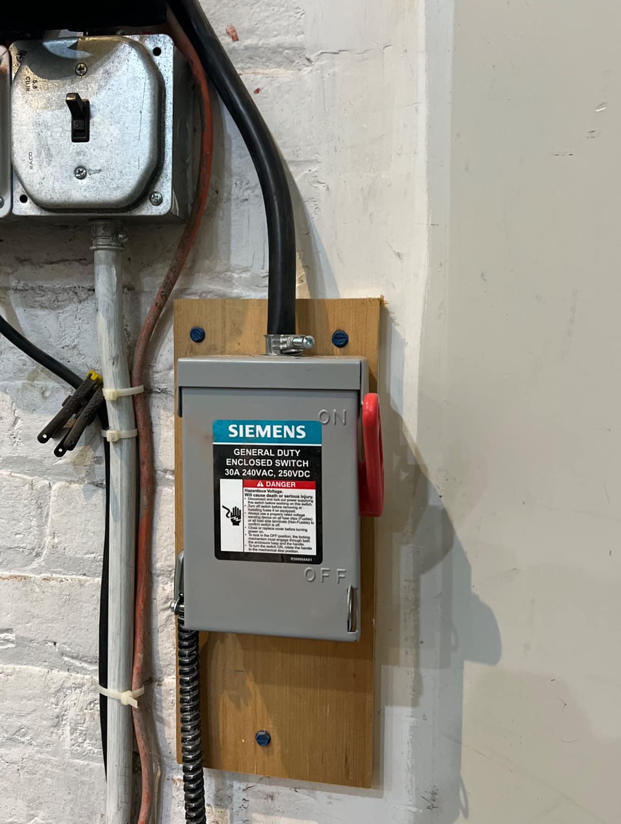 Amazon.com: Siemens GNF321A 30 安培,3 極,240V 通用型小型系列安全開關,不熔,室內 : 家居裝修