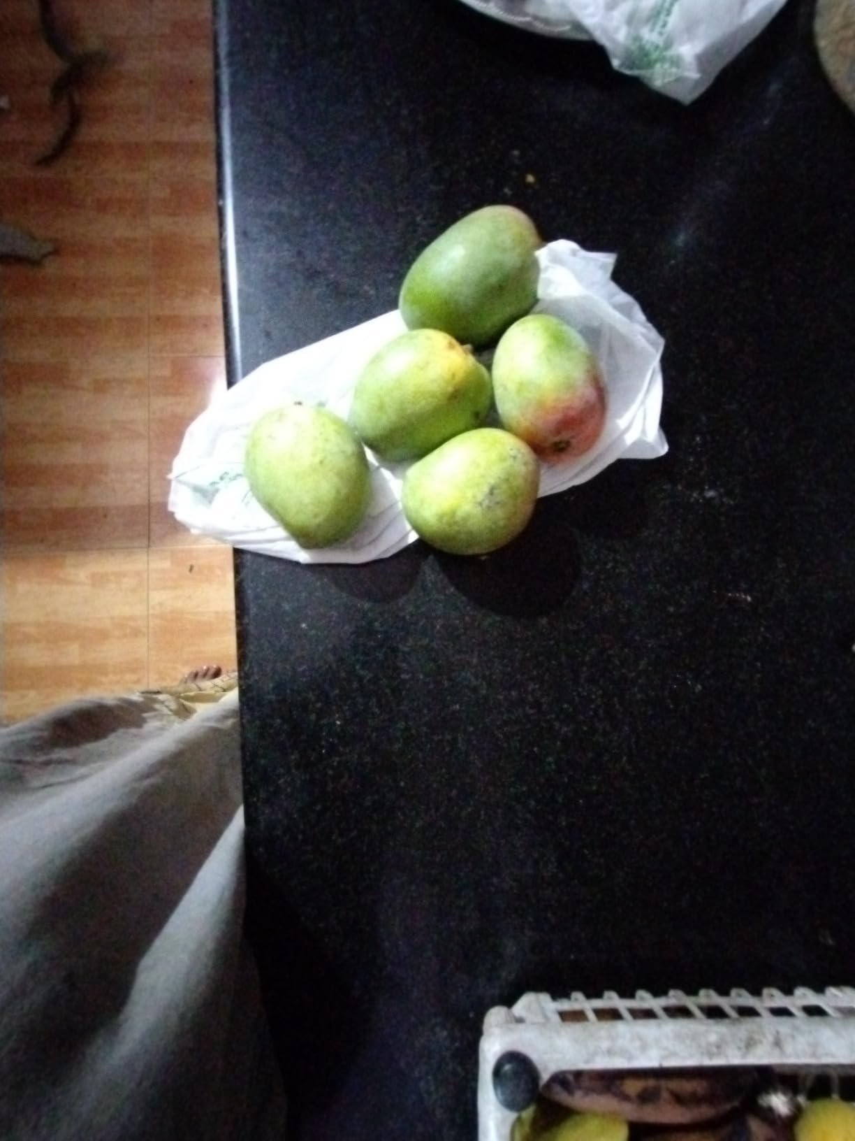 Fresh Mango, Sindhura (Lalbagh), 1 kg : Amazon.in: Grocery & Gourmet Foods