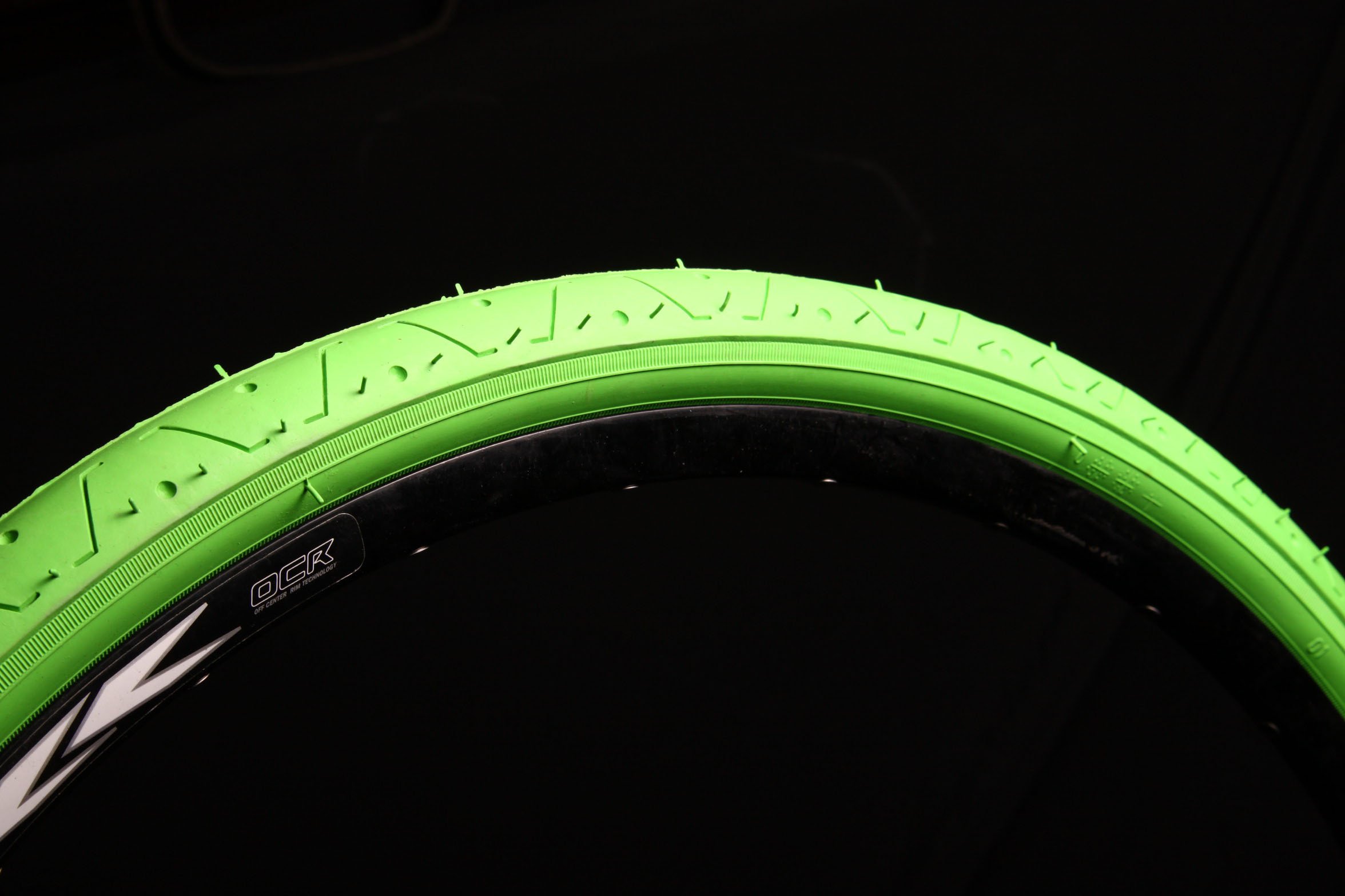 1 PAIR SLICK NEON GREEN MTB COLOURED TYRES TIRES 26 x 2.10 LS077 Tyres