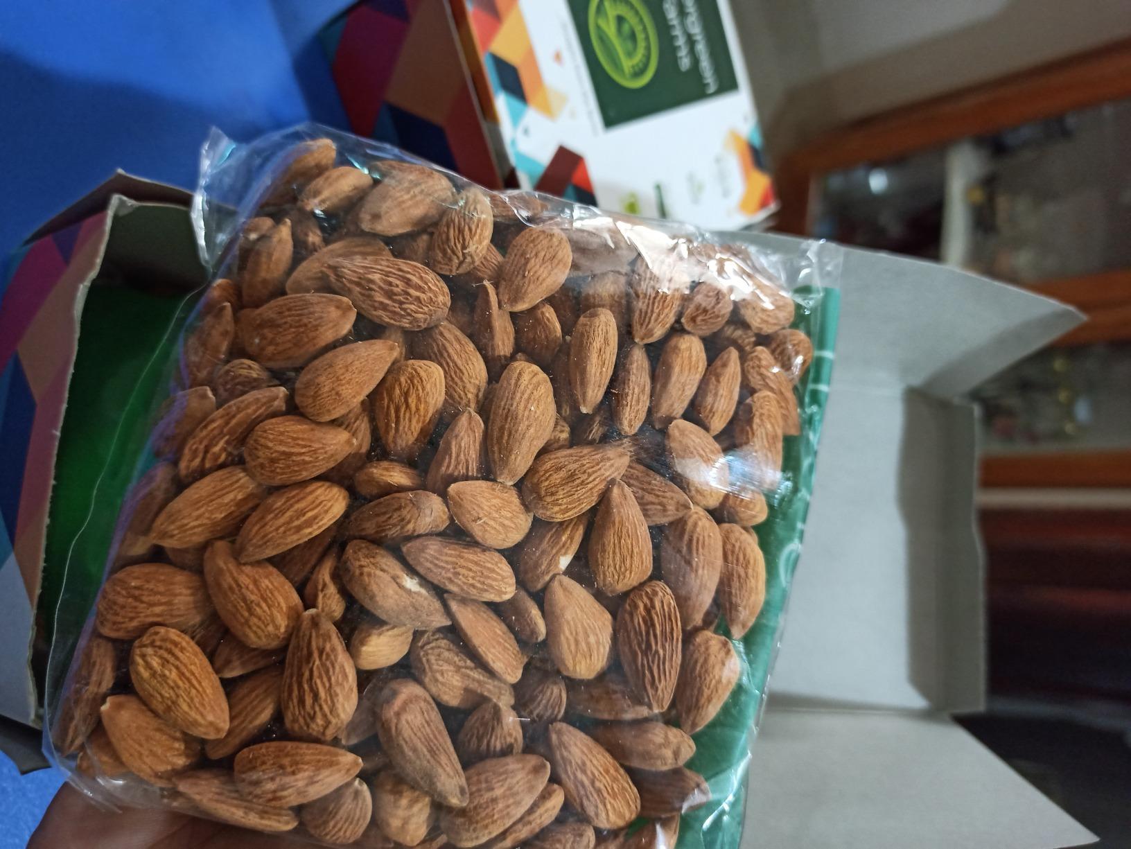 Evergreen Farms Californian Premium Whole Almonds 100g : Amazon.in ...