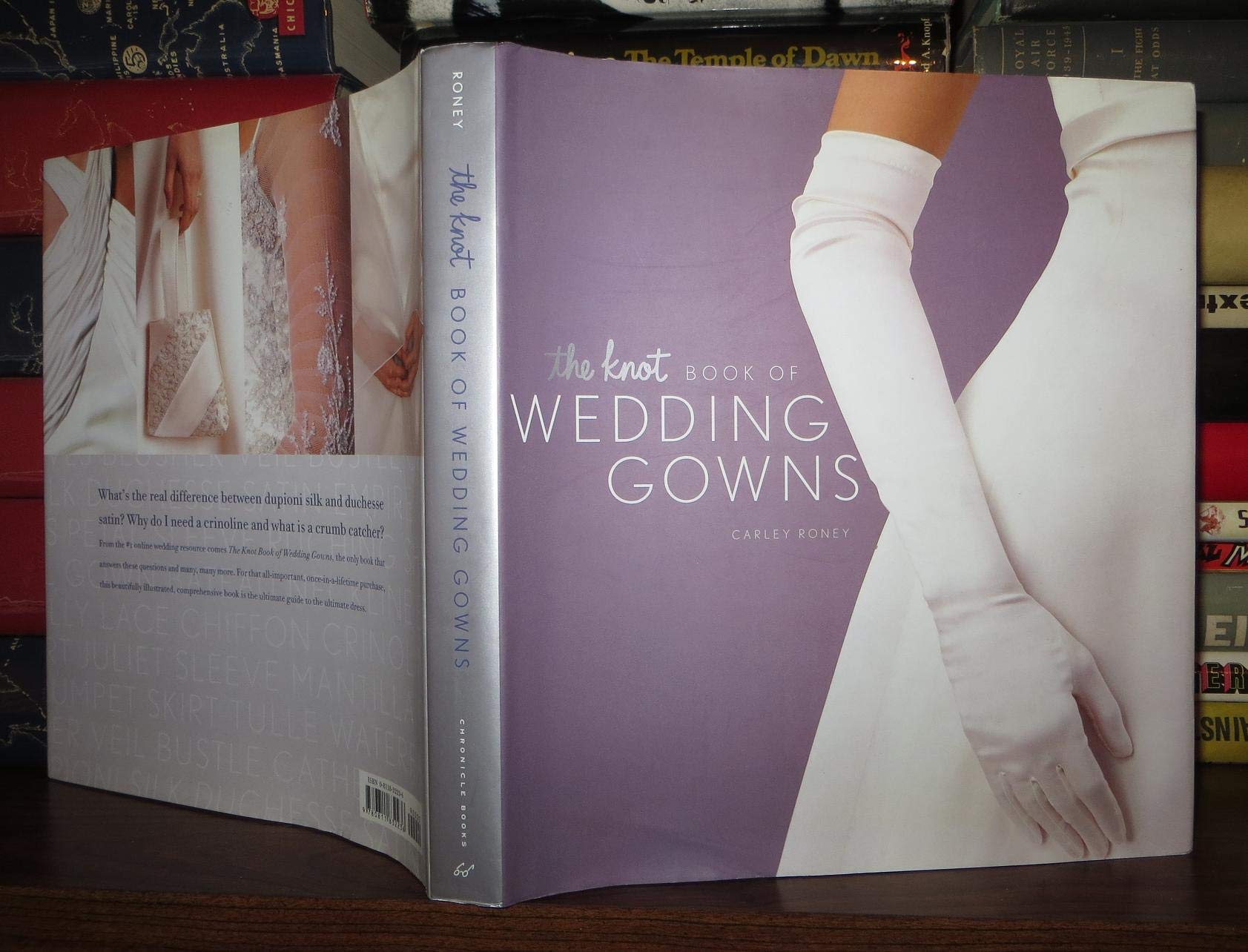 The Knot Book of Wedding Gowns: Roney, Carley: 9780811832236: Amazon ...