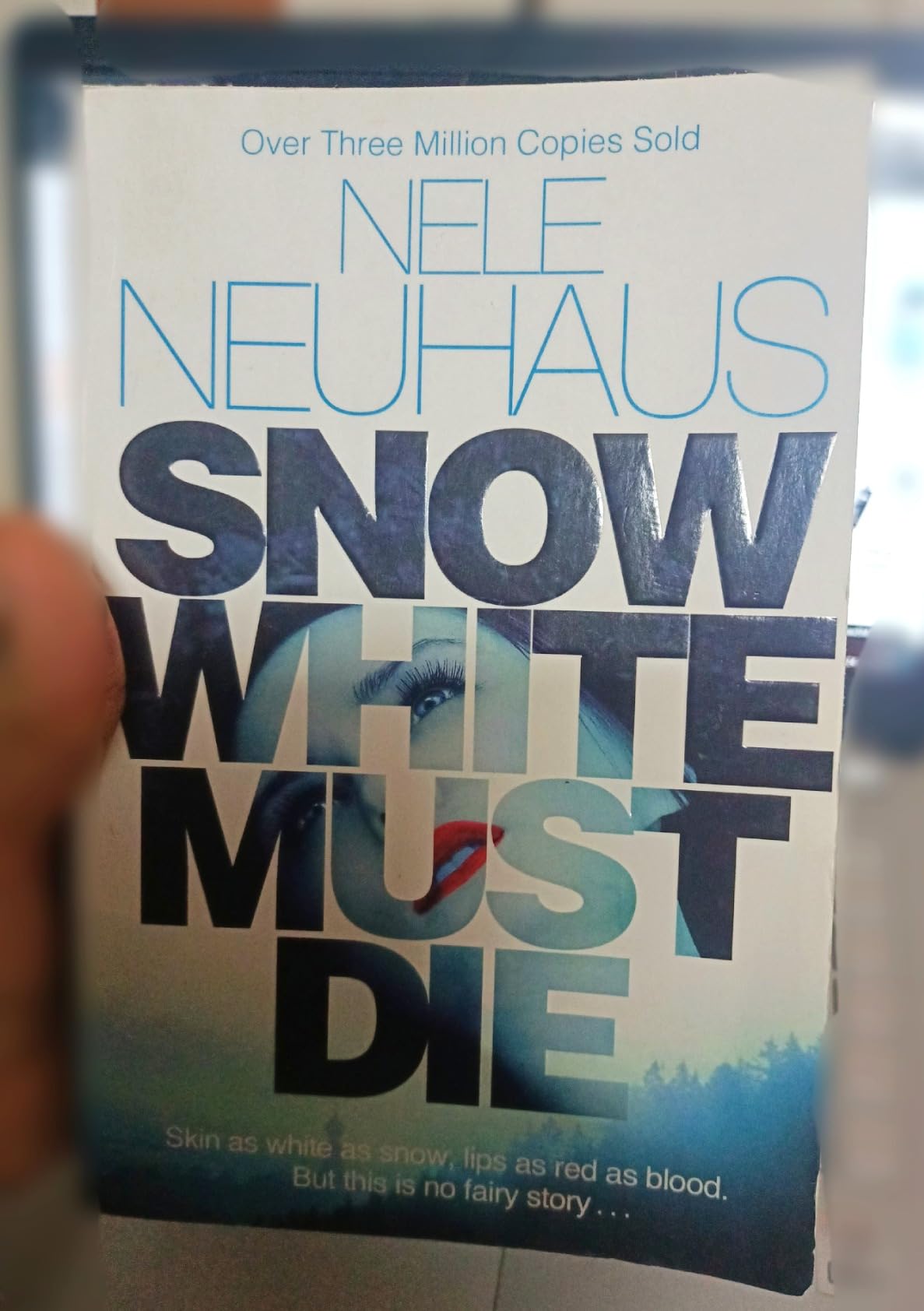 Snow White Must Die : Neuhaus, Nele, Murray, Steven T.: Amazon.in: Books