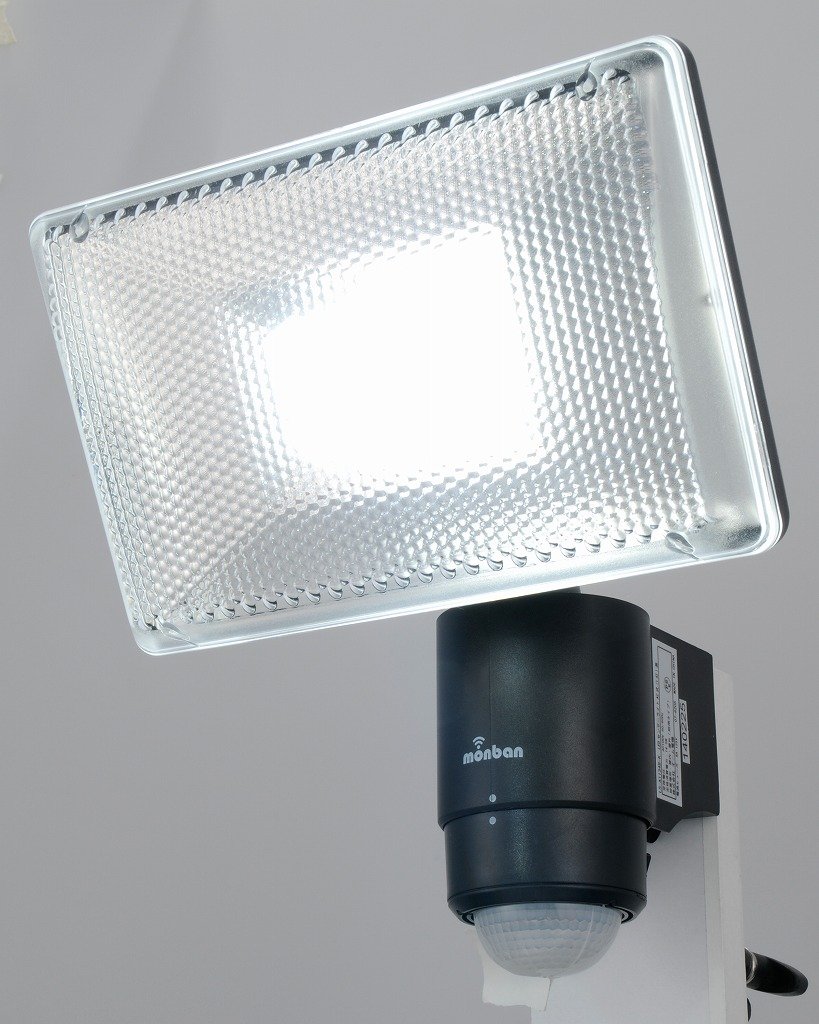 Amazon | オーム電機 LEDセンサーライト(1200lm/コンセント式) LS