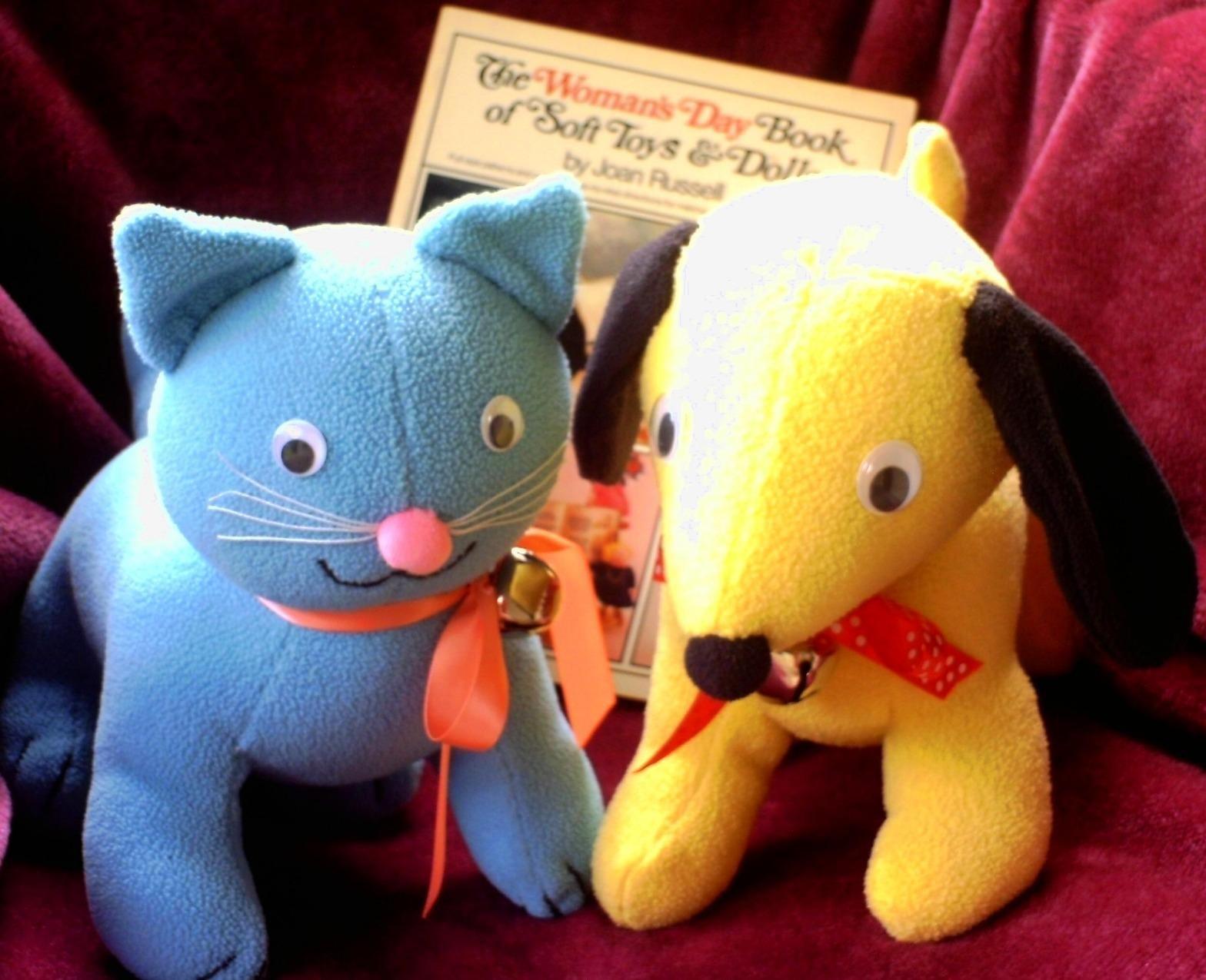 The Woman's Day Book of Soft Toys and Dolls: Russell, Joan ...