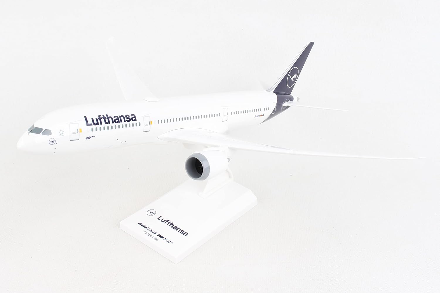 Amazon.com: Skymarks Daron Lufthansa 787-9 1/200 (SKR1096) : Arts ...
