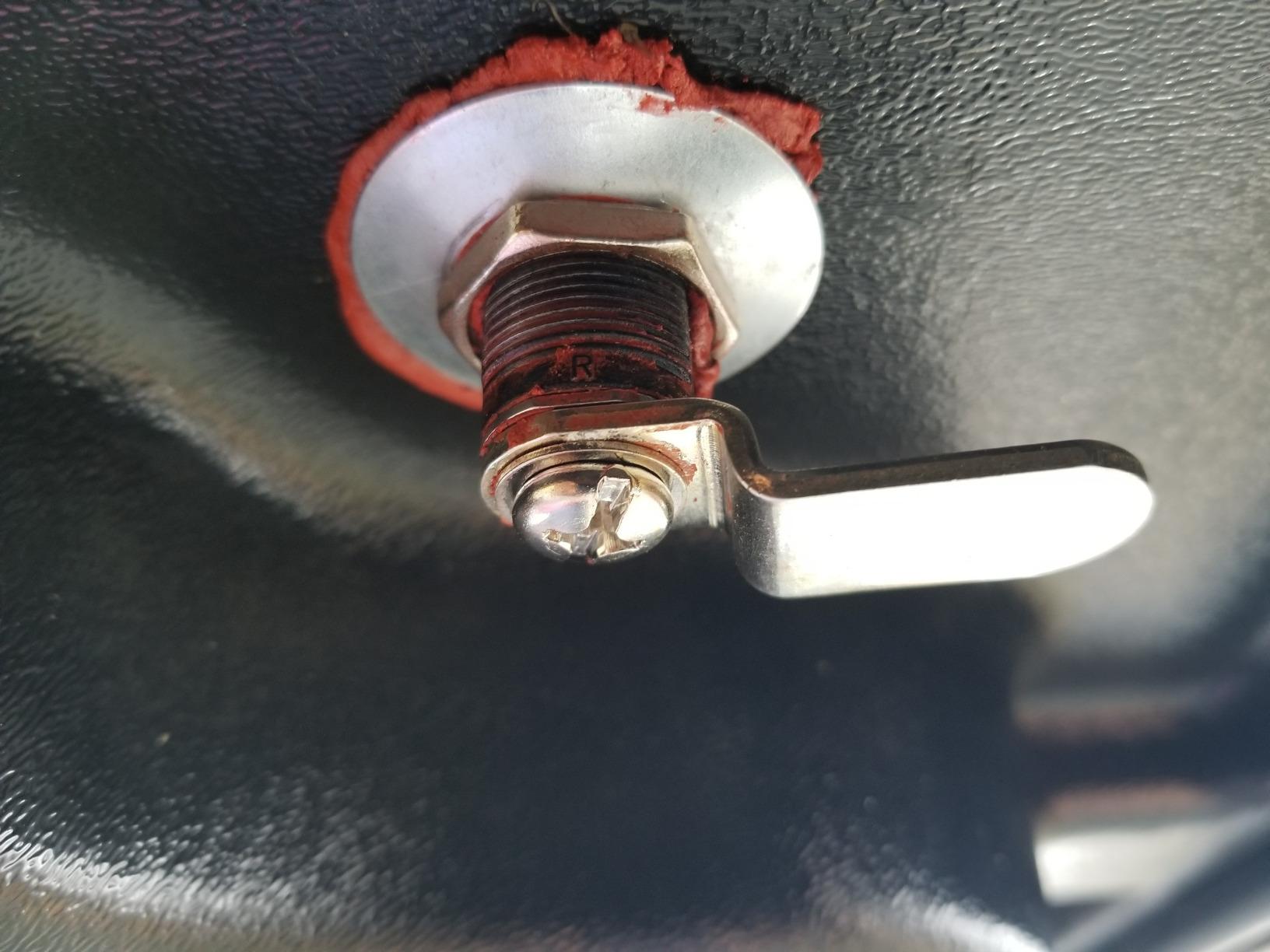 Amazon.com: UNDERCOVER AS1001CL Lock Kit, Silver : Automotive