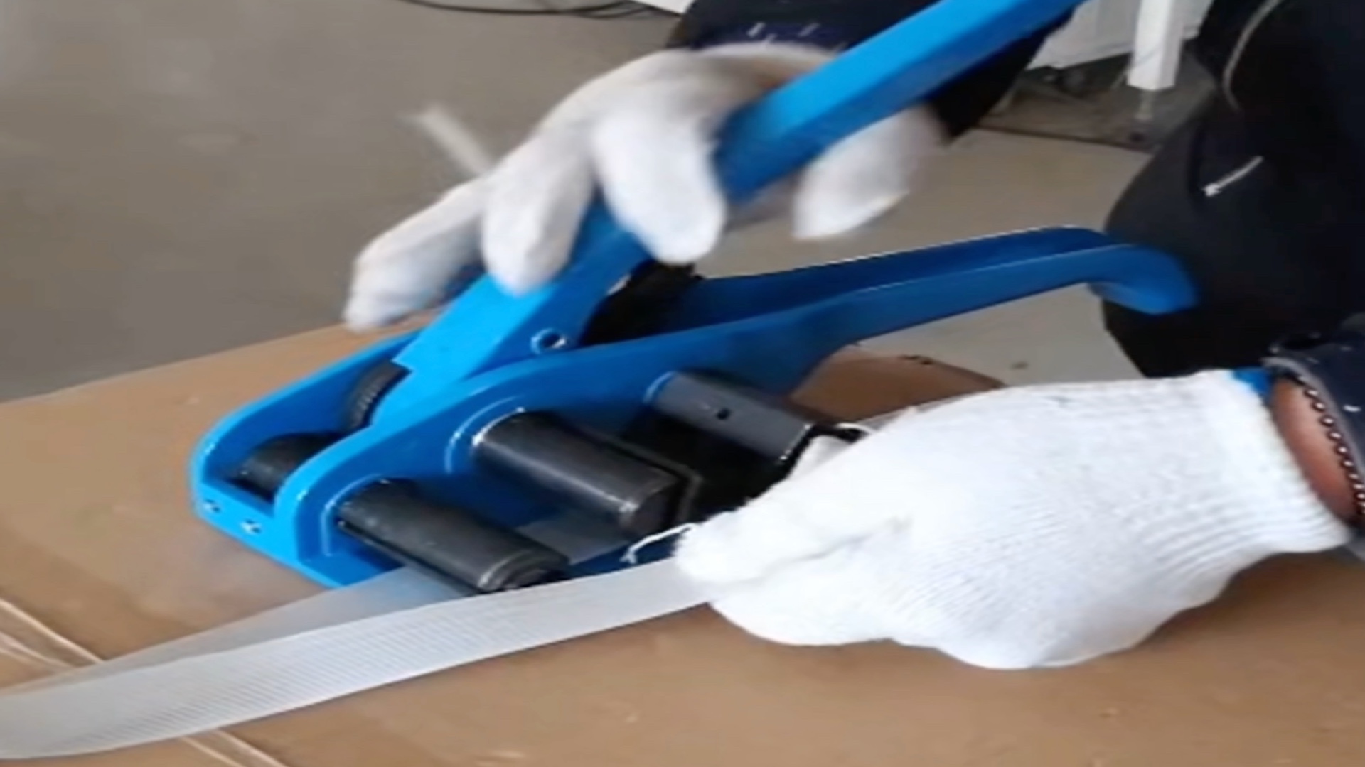Watch How to Use Pallet Packaging Strapping Banding Kit on Amazon Live