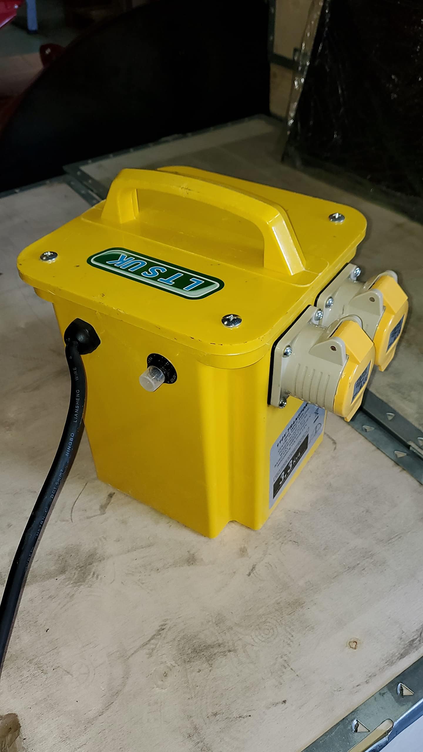 Defender 3kVA Portable Transformer 110V 3000W (E203010) : Amazon.co.uk ...