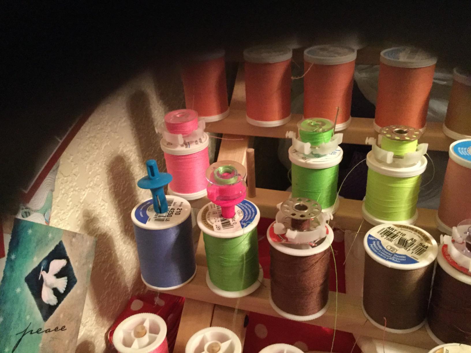 Amazon.com: YEQIN Bobbin Holder. Storage Your Bobbins on Top of Thread ...