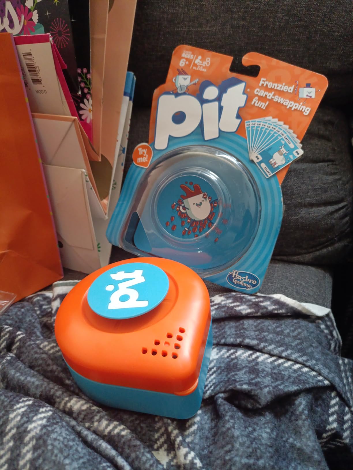 Hasbro Pit - Juego de Cartas - Frenzied Family Fun para 3 a 8 Jugadores ...