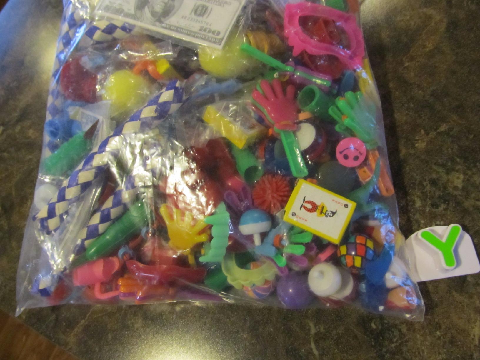 Amazon.com: Fun Express Deluxe Toy Mega Assortment | 250 Pieces ...