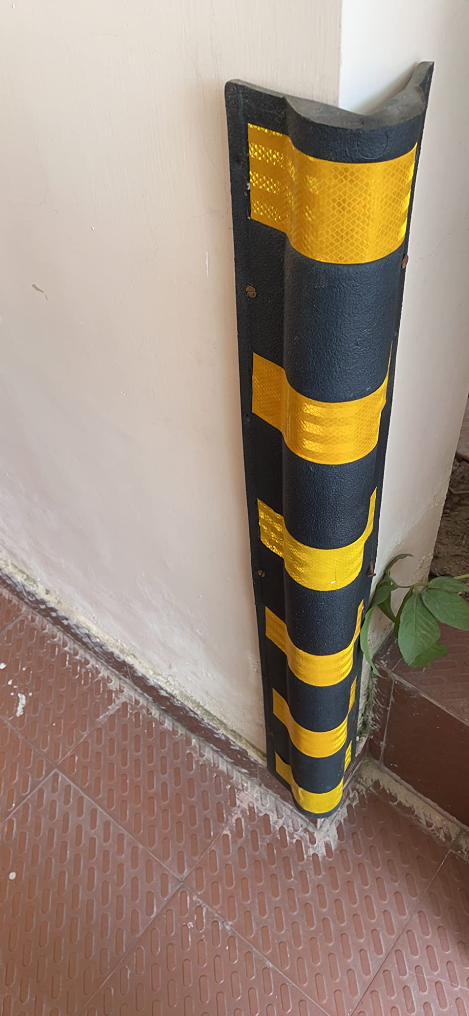 LADWA 1000 mm 4 Pcs Parking Safety Pillar Guard, Rubber Corner Bounce ...