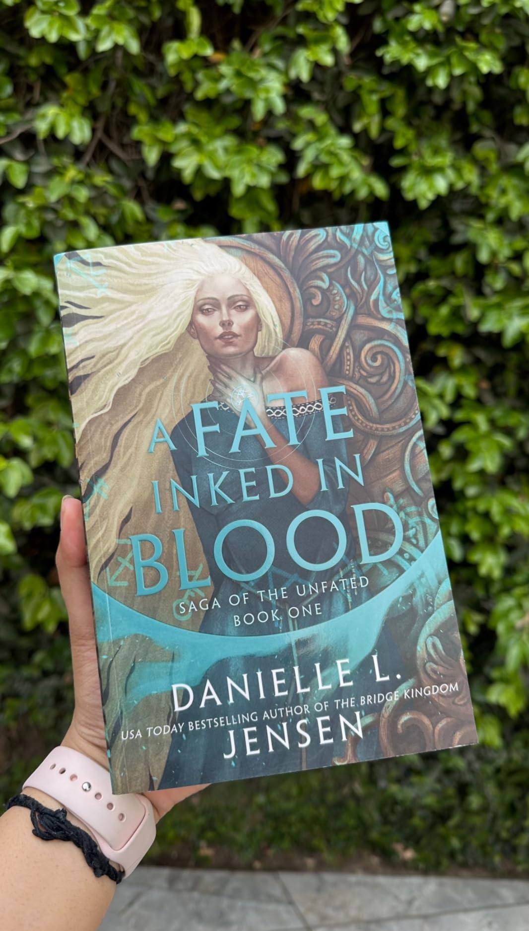A Fate Inked in Blood: The No. 1 Sunday Times bestselling fantasy ...
