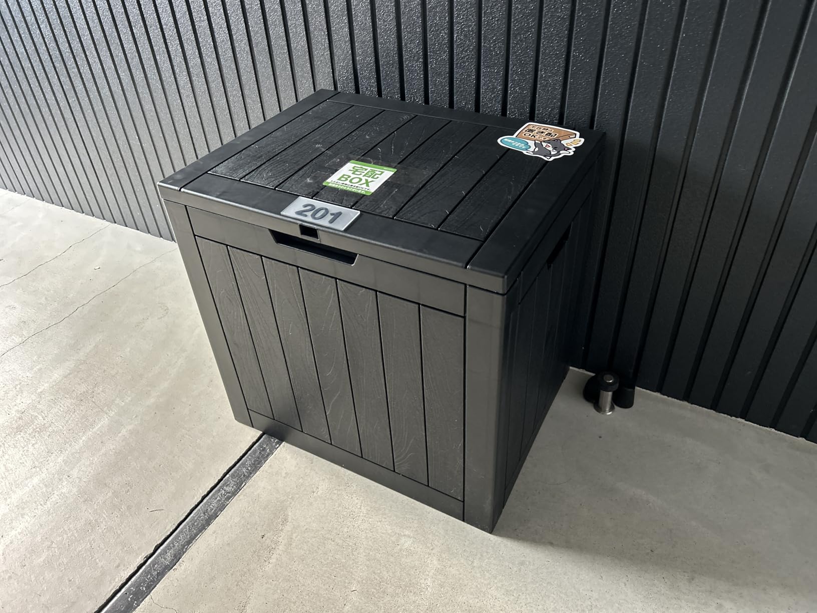 Amazon | harumi 物置 屋外 大容量 収納庫 118L 防水 耐候 屋外収納ボックス 大型物置 倉庫 ベランダ・庭・ガレージに最適 おしゃれな大型ストッカー 物置き(ブラック ...