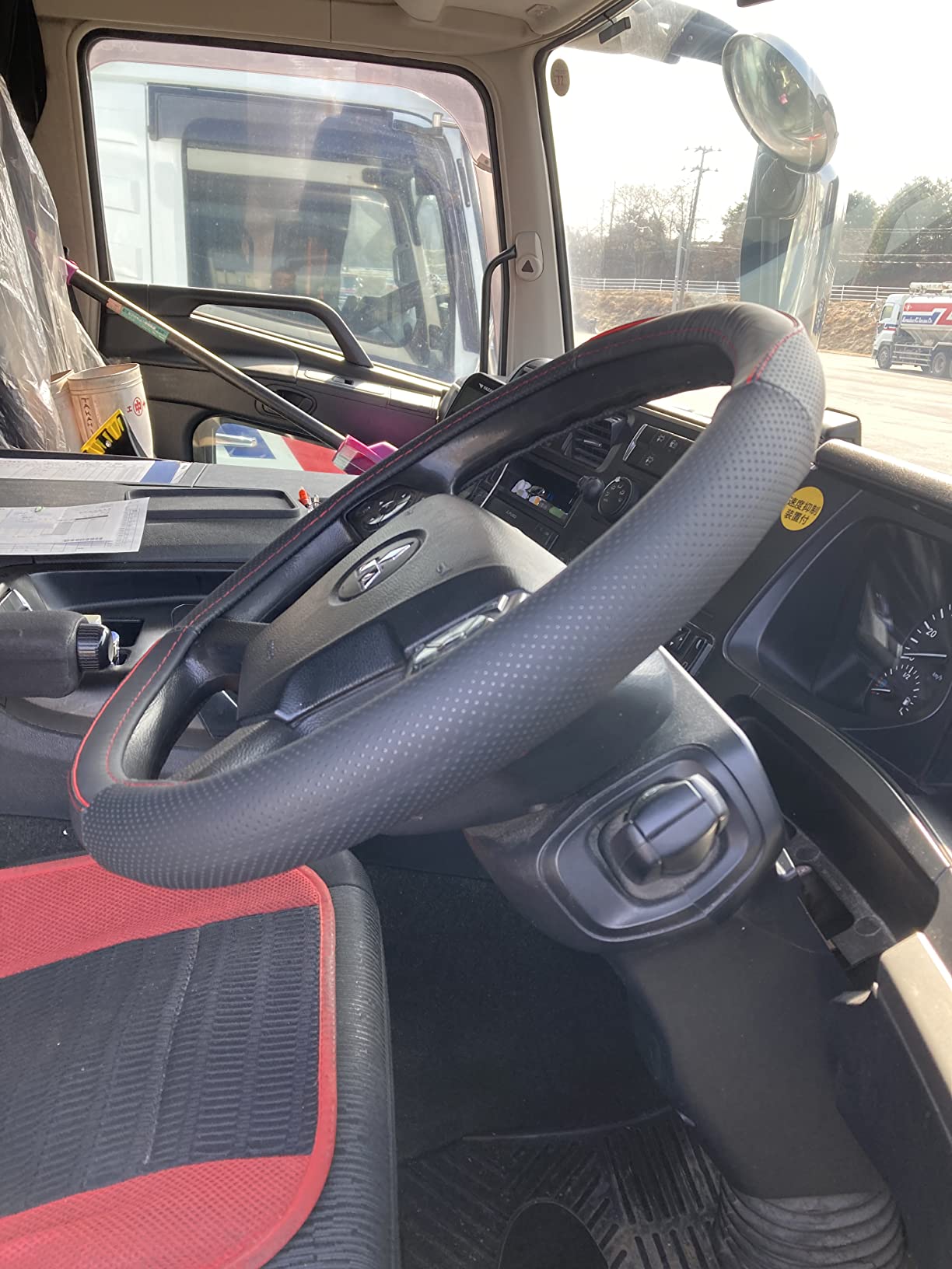 Amazon | 大型トラックハンドルカバー L/2HS/2HL/3L ハンドルカバー 極太 トラック用品 グリップ感上等 滑り防止 耐久 牛革 シンプル おしゃれ 色選択可能 (黒+赤 ...