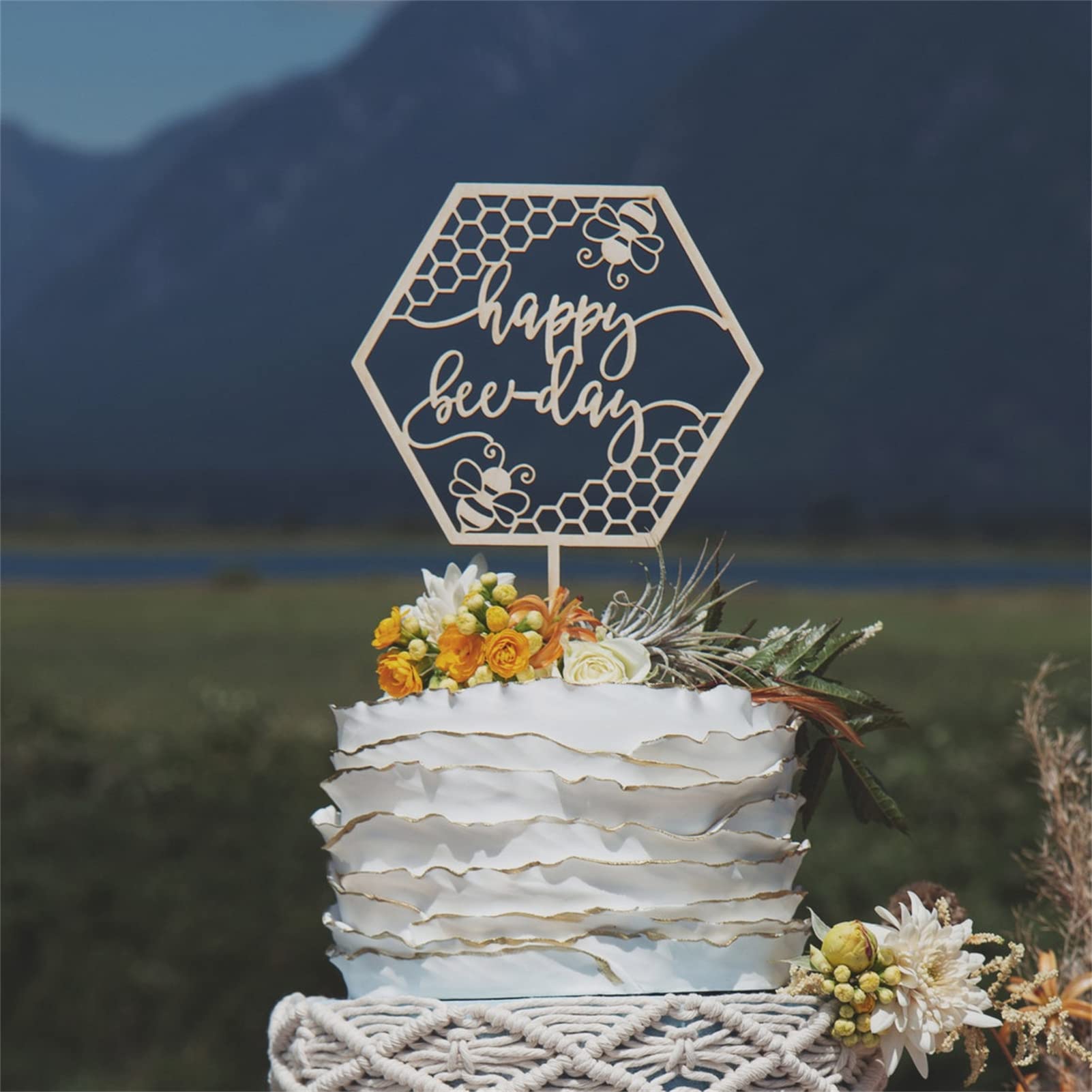 Bumble bee wedding cake toppers | Beachweddingtips.com