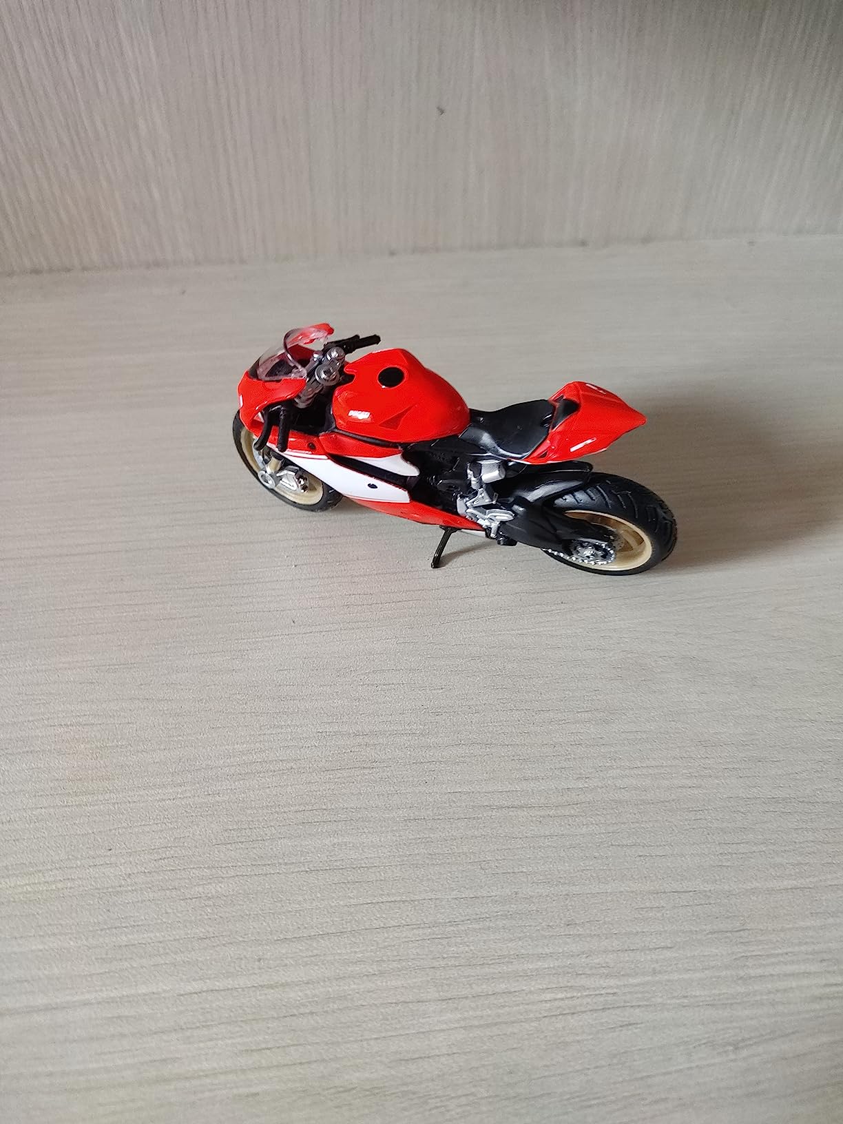 Maisto Plastic - 1/18 Scale Model Compatible with Ducati Replica ...