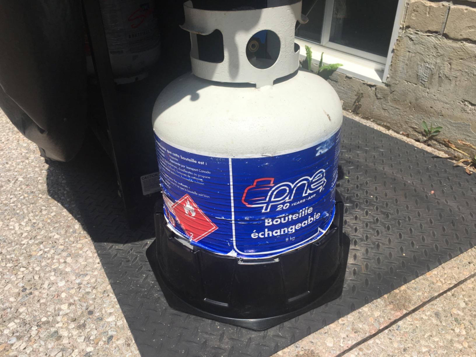 Camco 57236 Cylinder Stabilizing Base for 20 lbs and 30 lbs Propane ...
