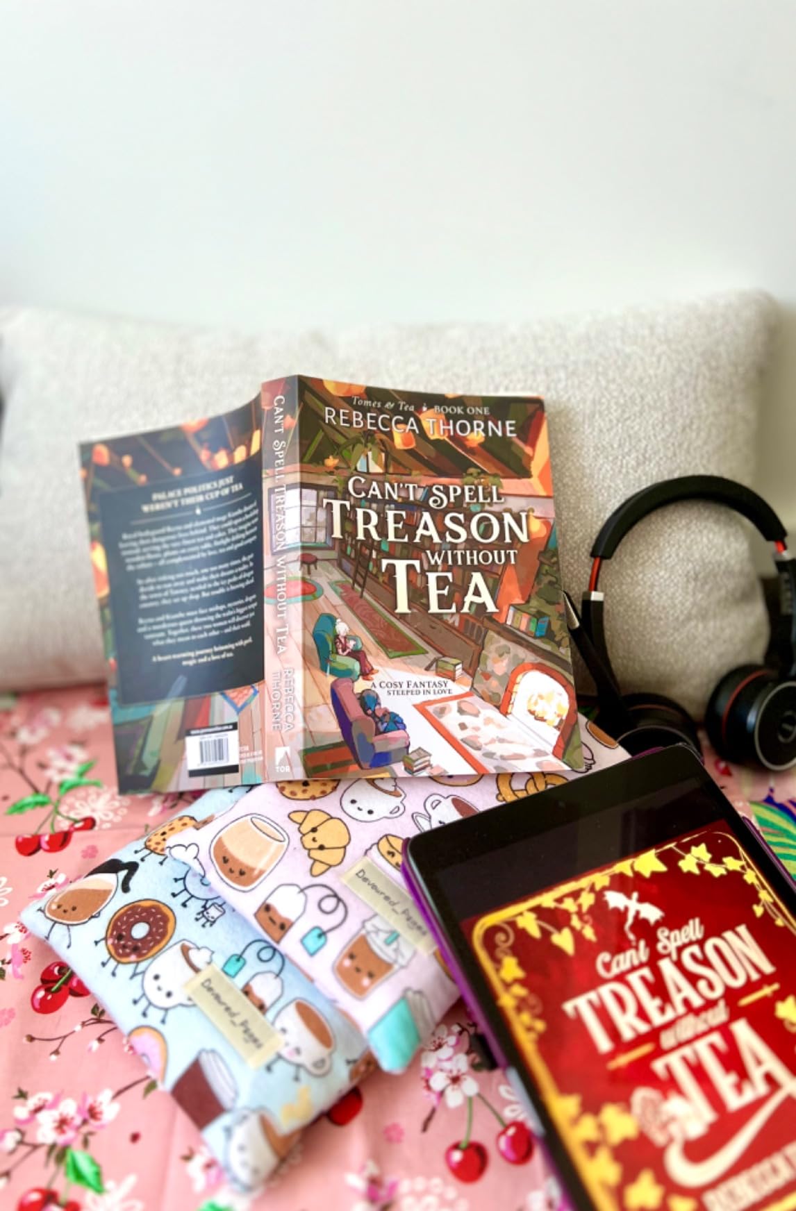 Can't Spell Treason Without Tea: Tomes & Tea Book 1: A heart-warming ...