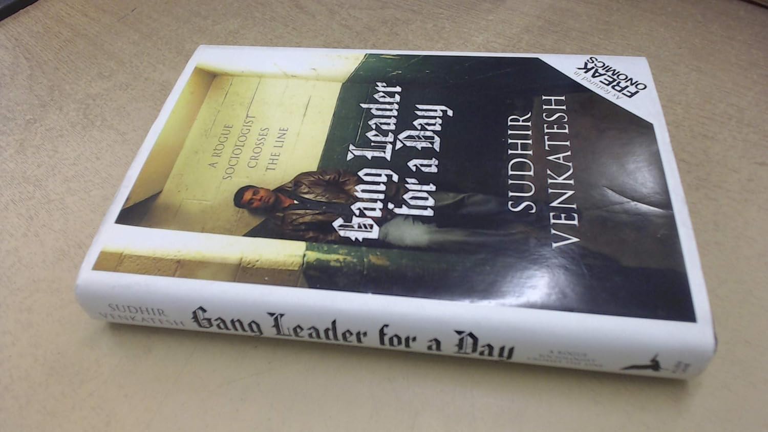 Gang Leader for a Day: A Rogue Sociologist Crosses the Line : Venkatesh ...