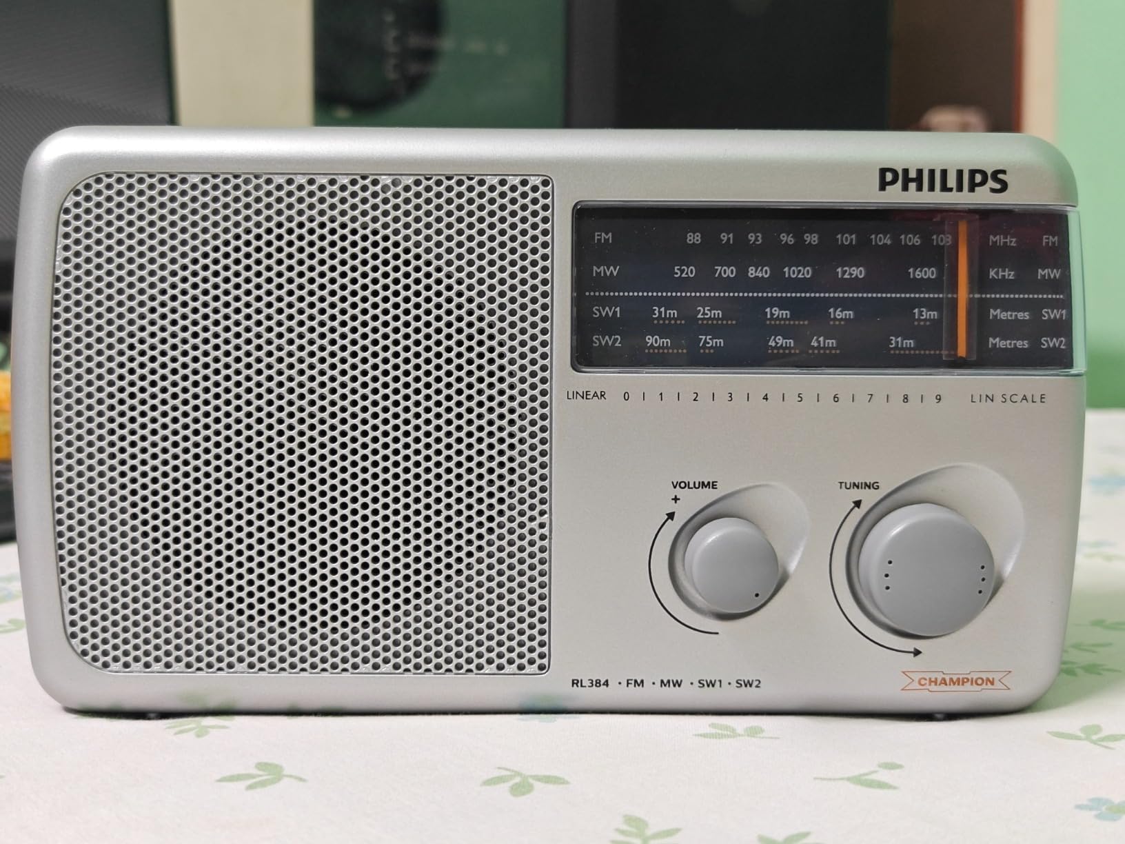 Philips Portable Radio RL384/94 with MW, SW & FM Band, 500mW RMS Sound ...