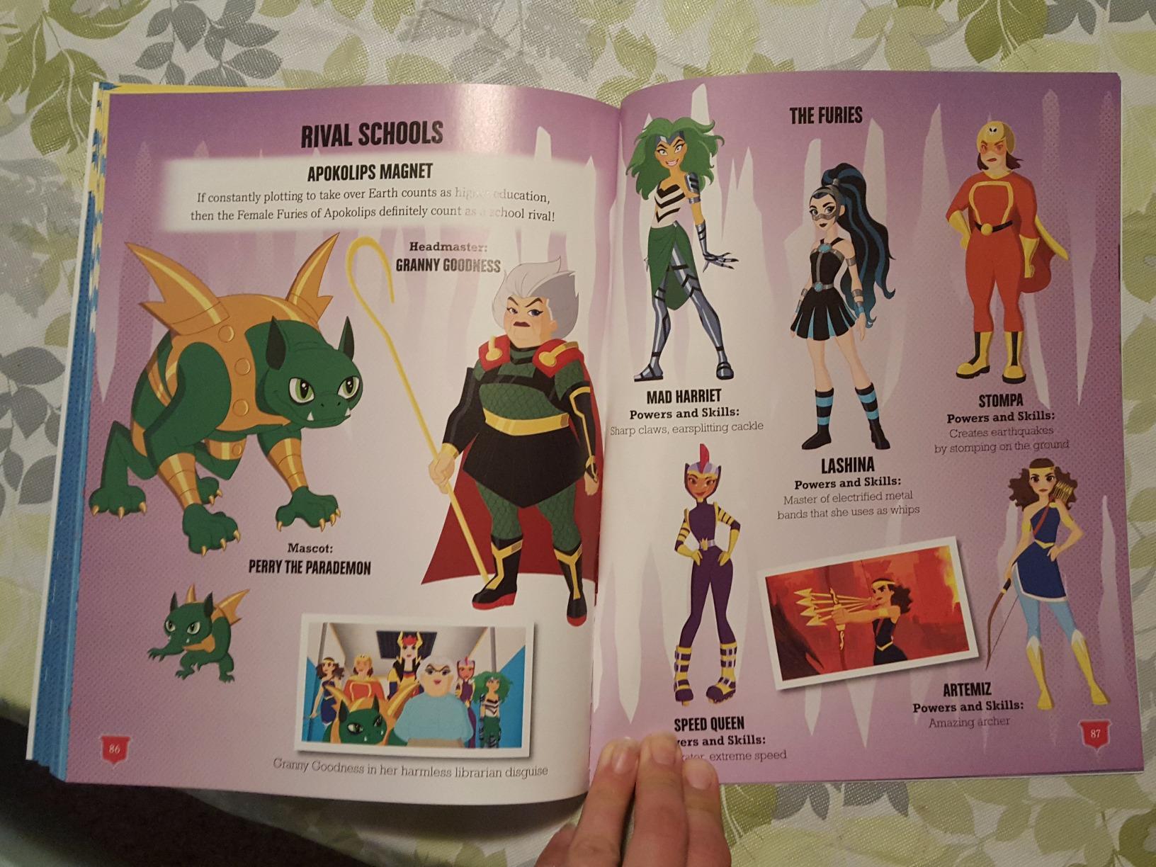 Super Hero High Yearbook! (DC Super Hero Girls): Fontana, Shea, Random ...