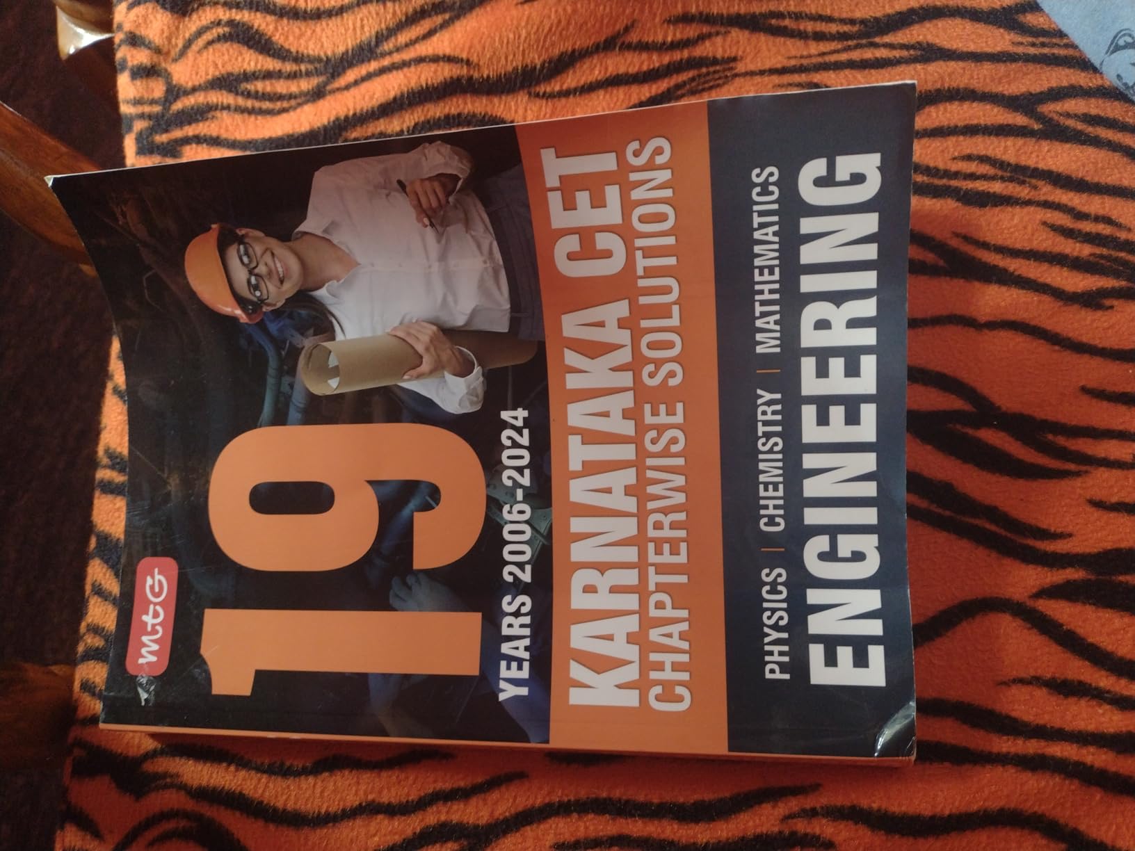 MTG 19 Years (2024-2006) Karnataka CET Chapterwise Solutions Physics ...