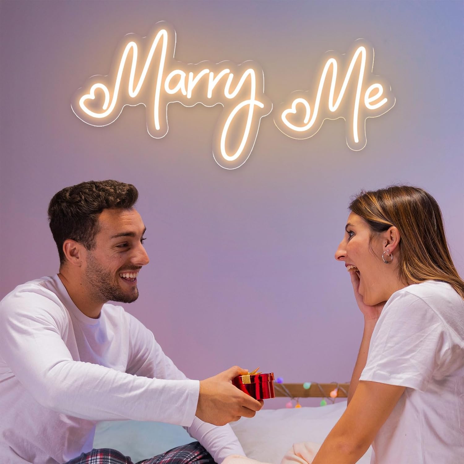 Letrero de neón con texto en inglés «Marry Me», letras luminosas ...