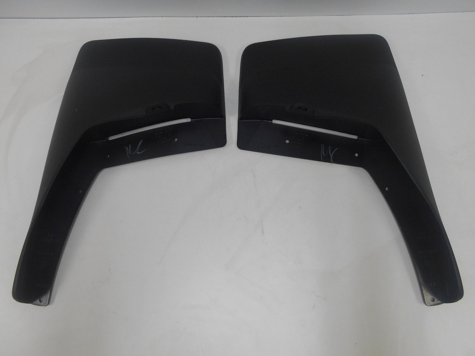 Amazon.com: Genuine GM Accessories 22872956 Front Molded Splash Guard ...